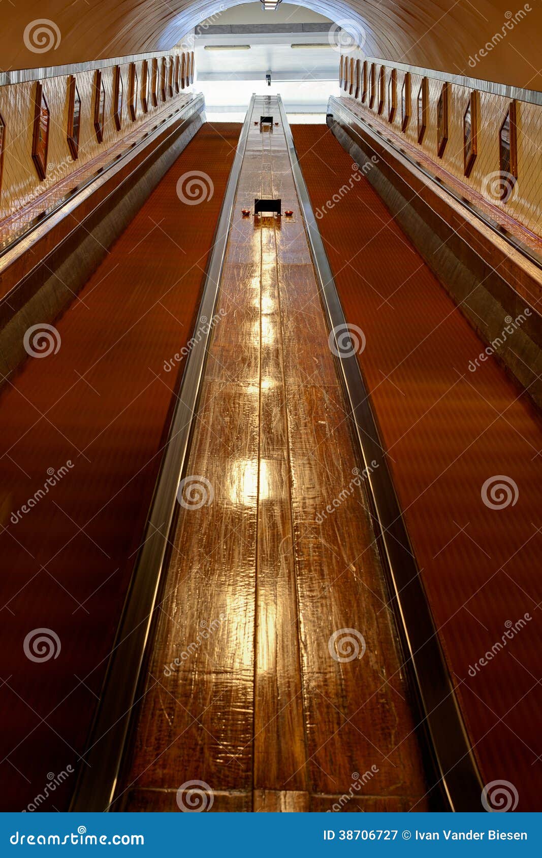 Antieke roltrap of roltrap stock afbeelding. Image of winkelen - 38706727