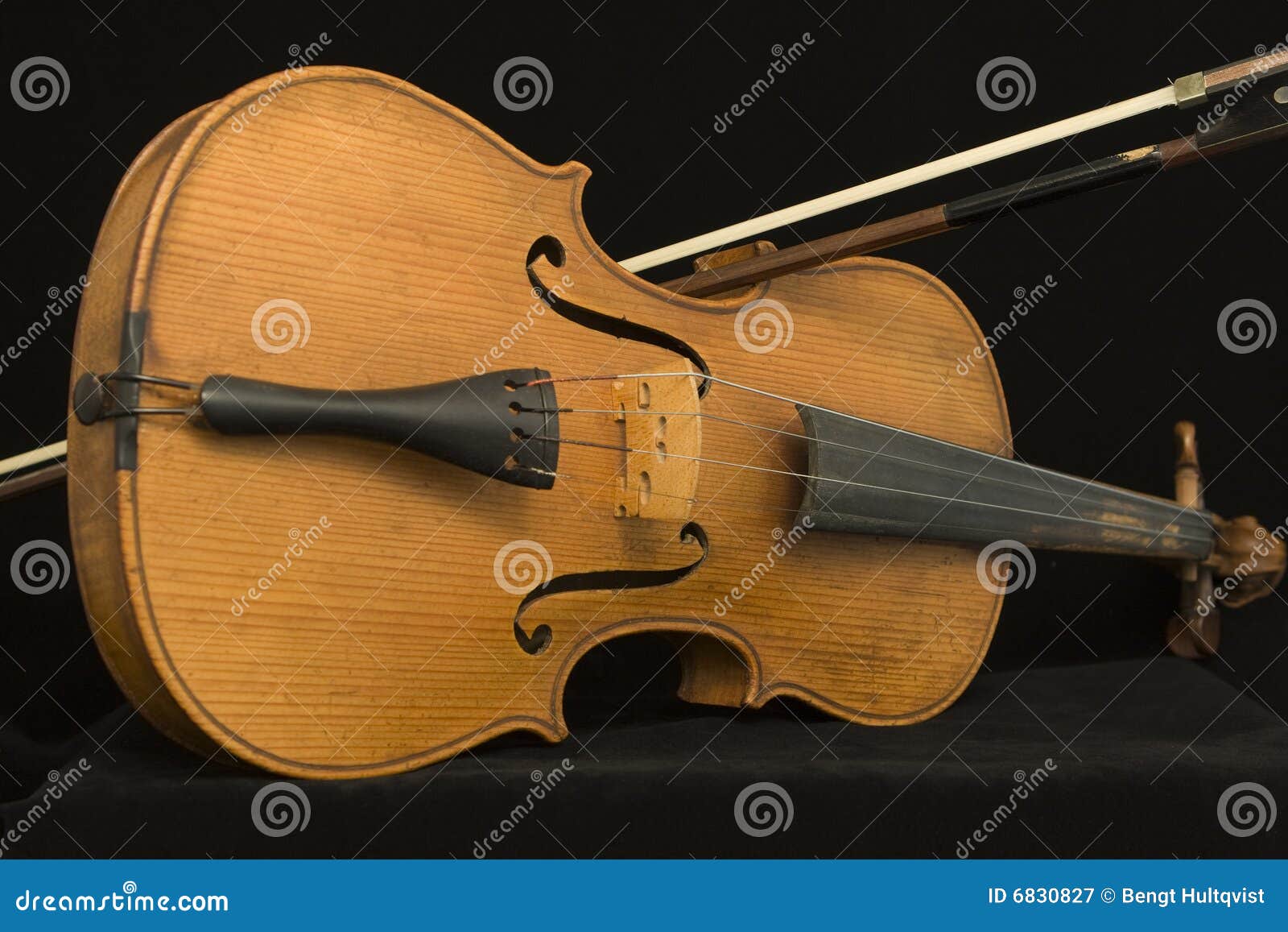 Antieke viool met boog stock afbeelding. Image of koord - 6830827
