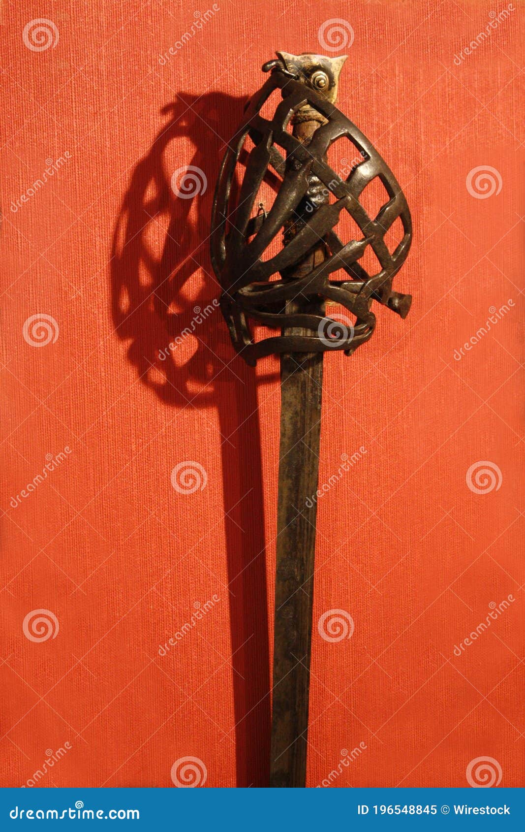 Antiga Espada Turca Exibida Em Uma Parede Com Sombra Imagem de Stock ...