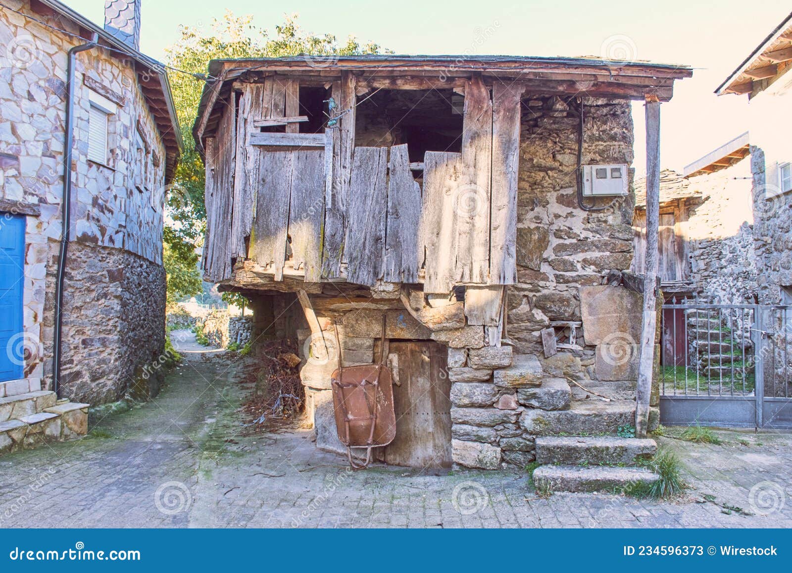 Antiguo Edificio Antiguo Roto Hecho Con Bosques Y Piedras. Imagen de ...