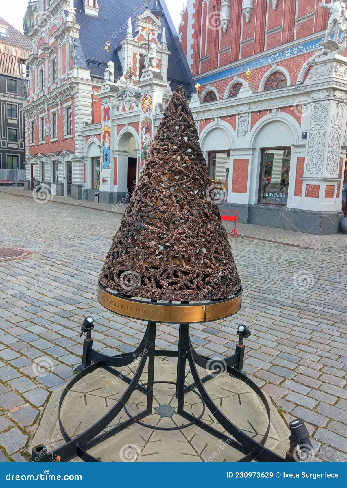Antiguos Edificios Y Esculturas En El Casco Antiguo De Vecriga En Riga ...