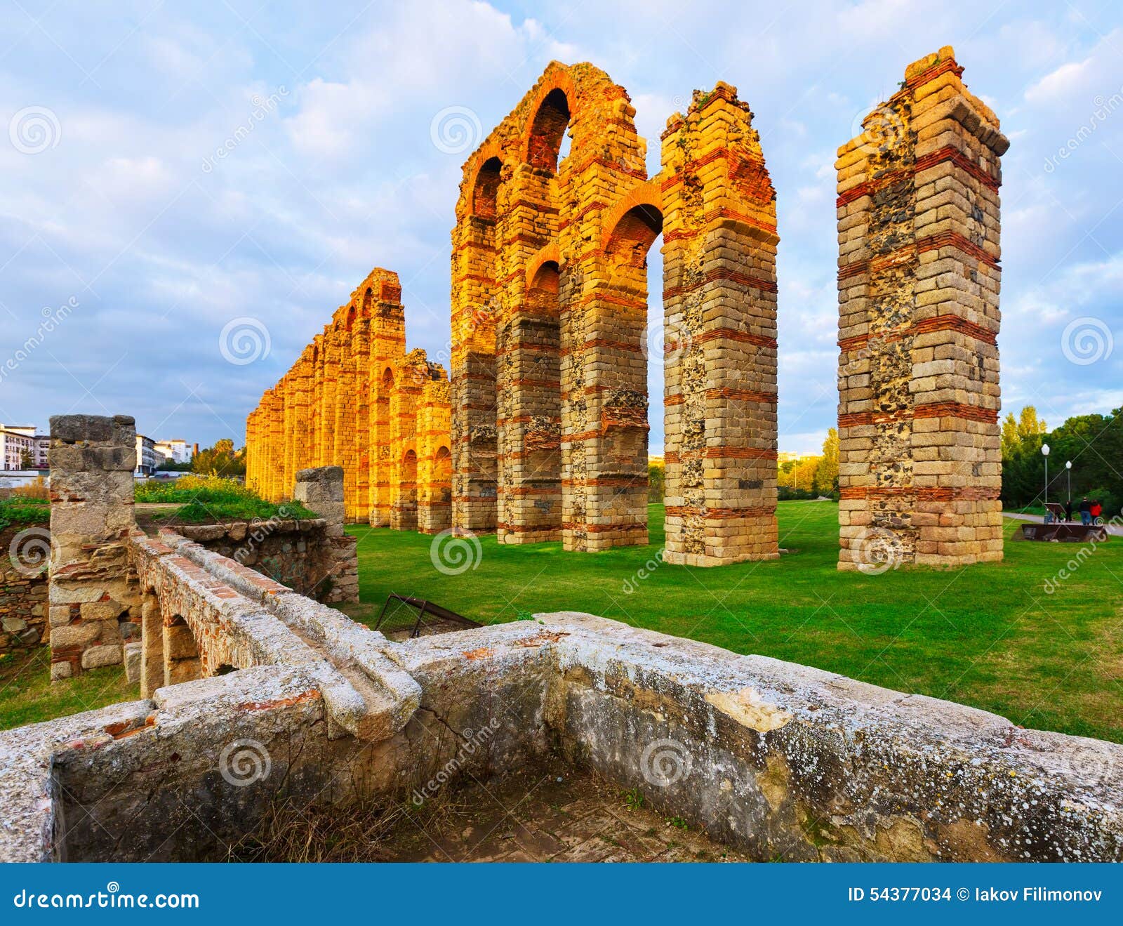 Antik roman akvedukt arkivfoto. Bild av bricked, lopp - 54377034