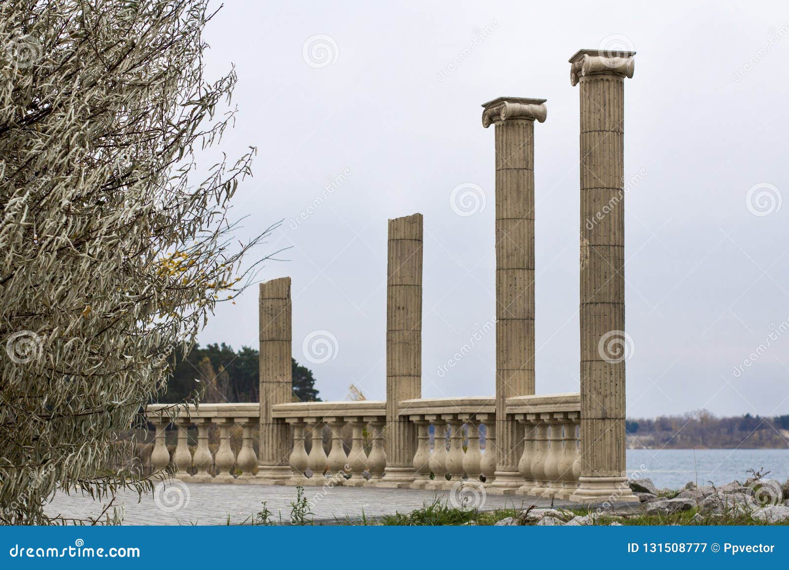 Antika kolonner fotografering för bildbyråer. Bild av oklarhet - 131508777