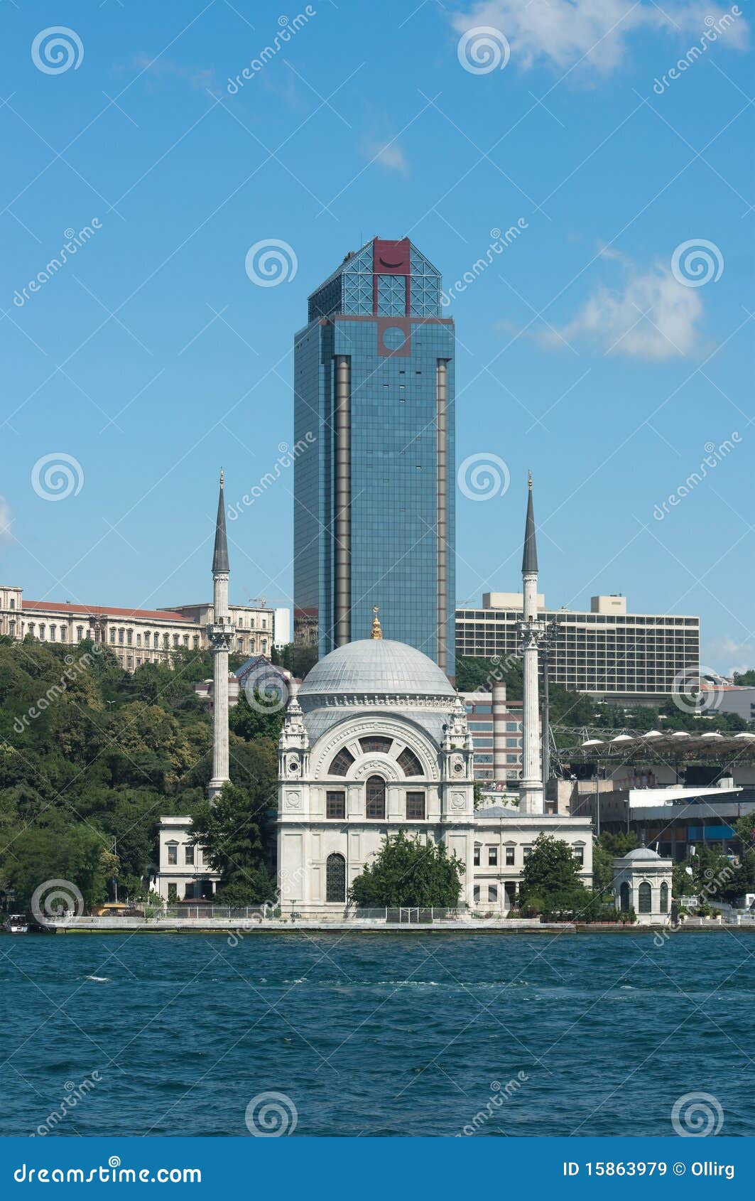 Antike Moschee Und Moderner Wolkenkratzer in Istanbul Stockbild - Bild ...
