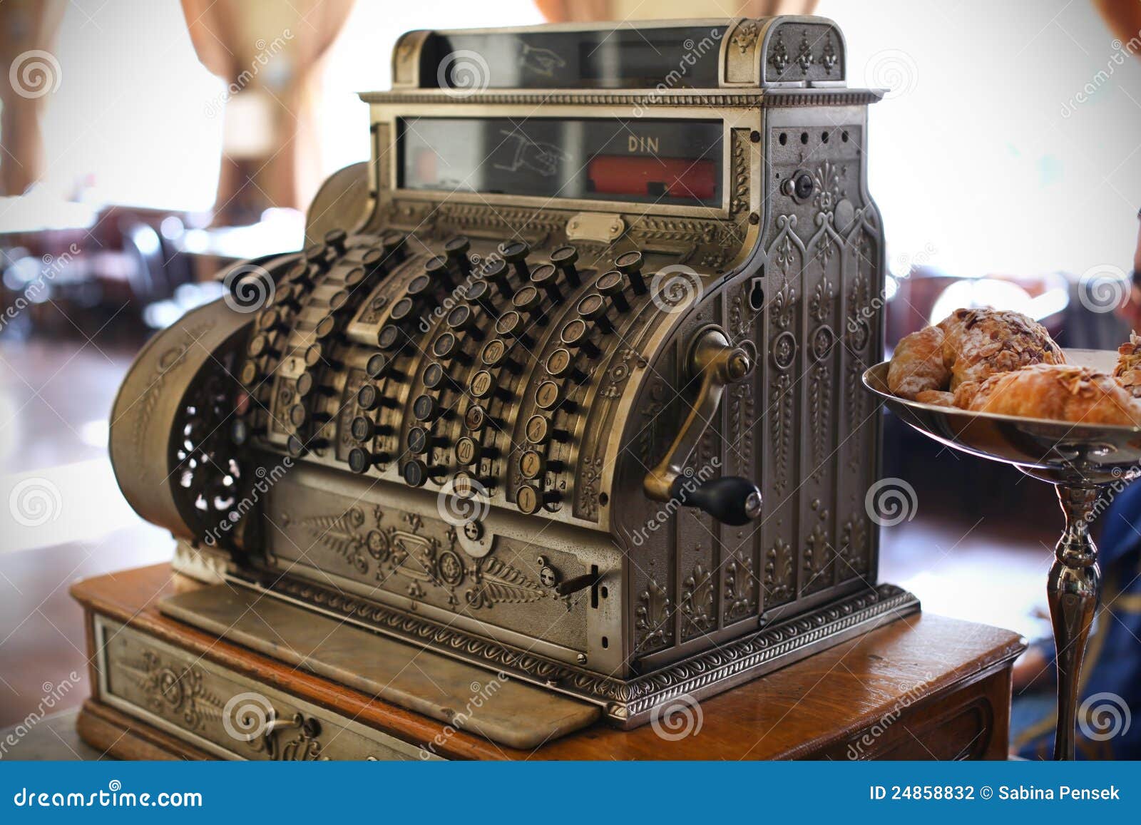 Antike Registrierkasse stockfoto. Bild von system, kostspielig - 24858832