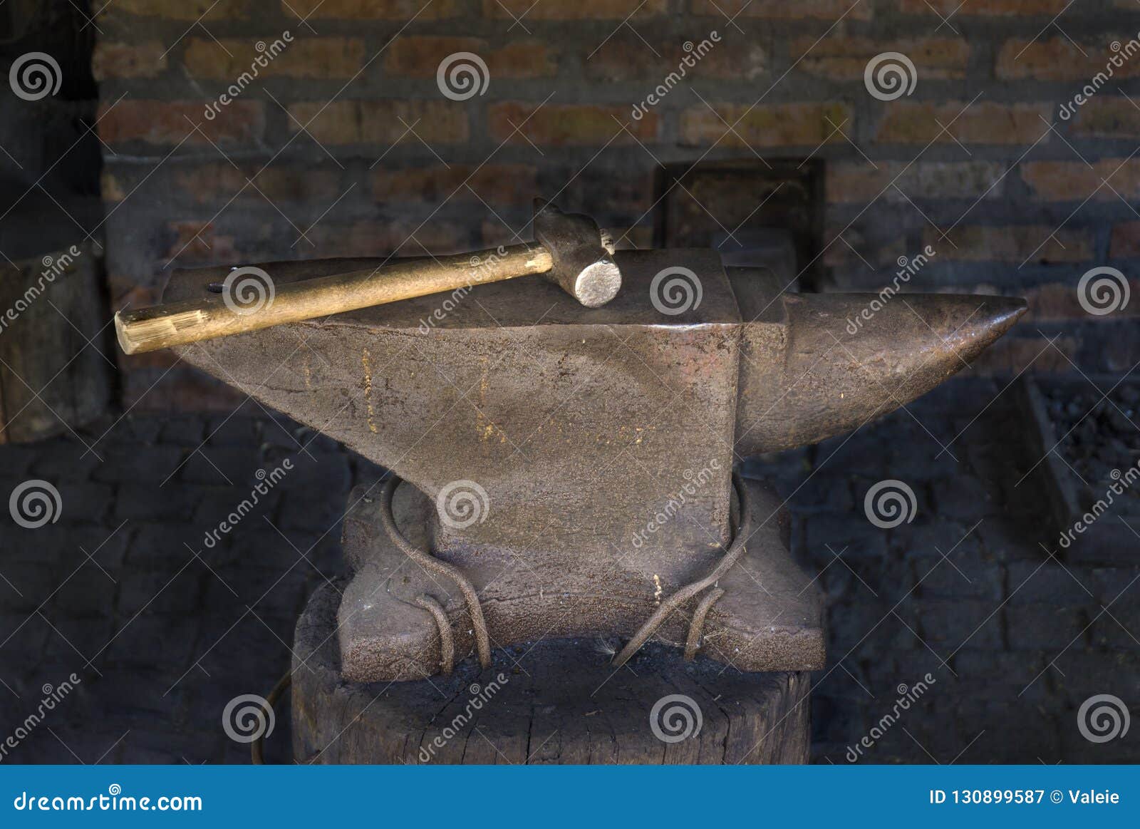 Antiker Amboss Mit Einem Hammer Stockbild - Bild von schmiede, antike ...