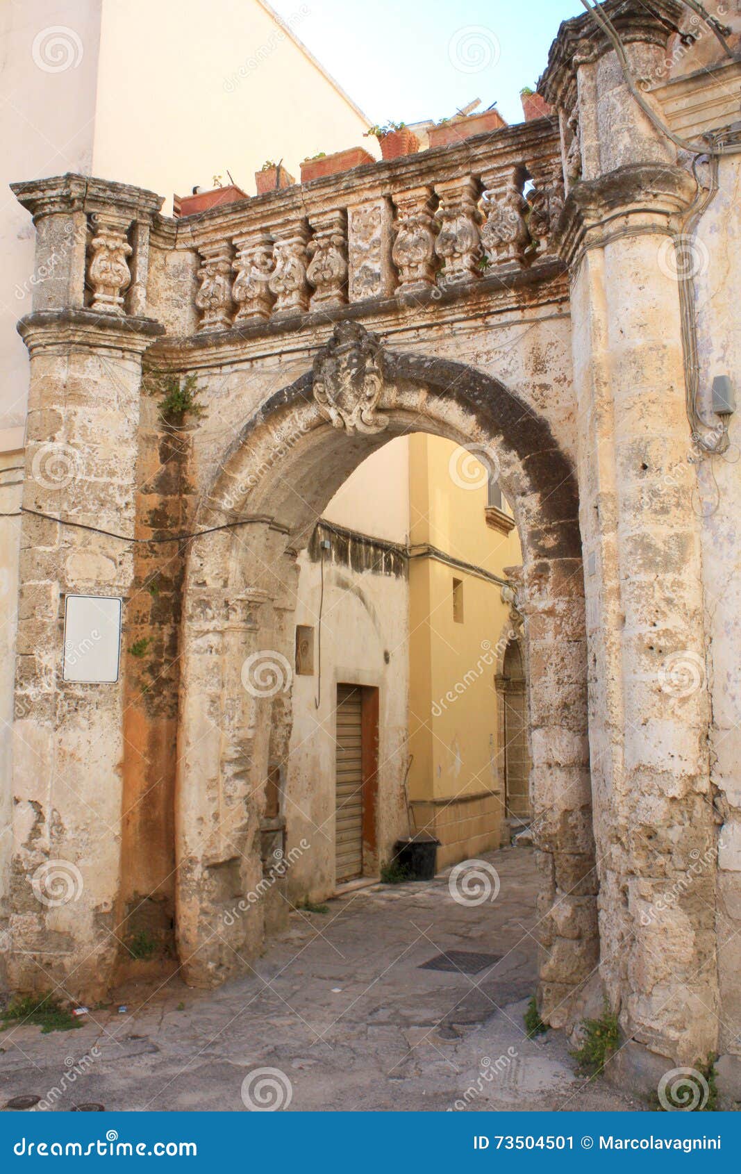 Antiker Torbogen stockbild. Bild von platz, barock, historisch - 73504501
