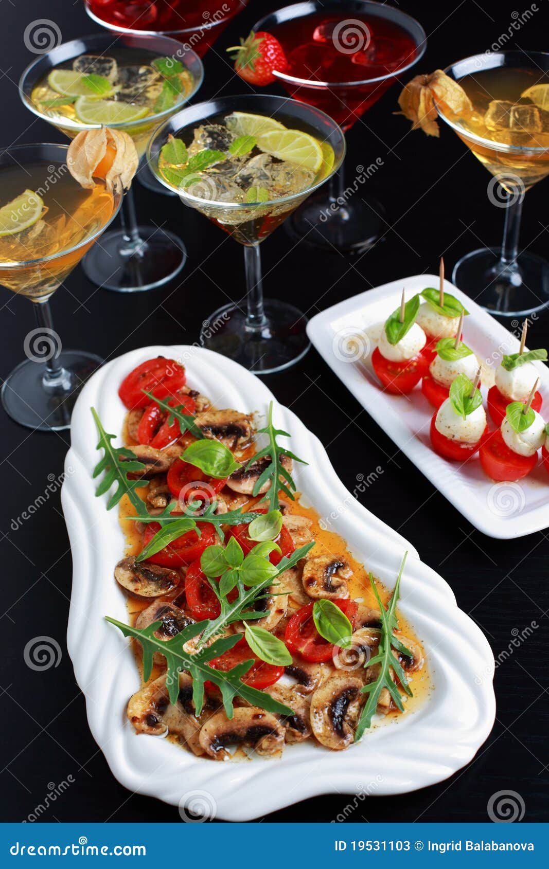 Antipasti Con Le Bevande Per Gli Ospiti Immagine Stock - Immagine di ...