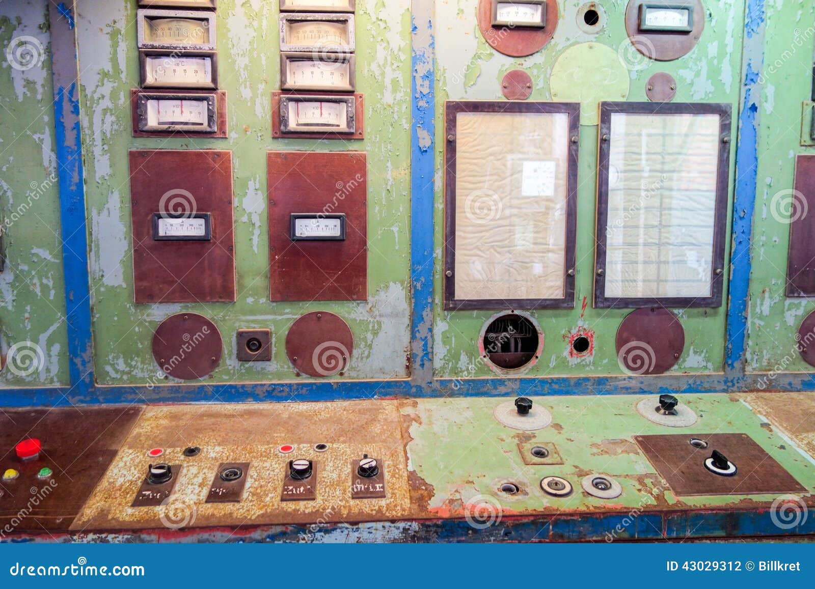 Antique electronics editorial photography. Image of wall - 43029312