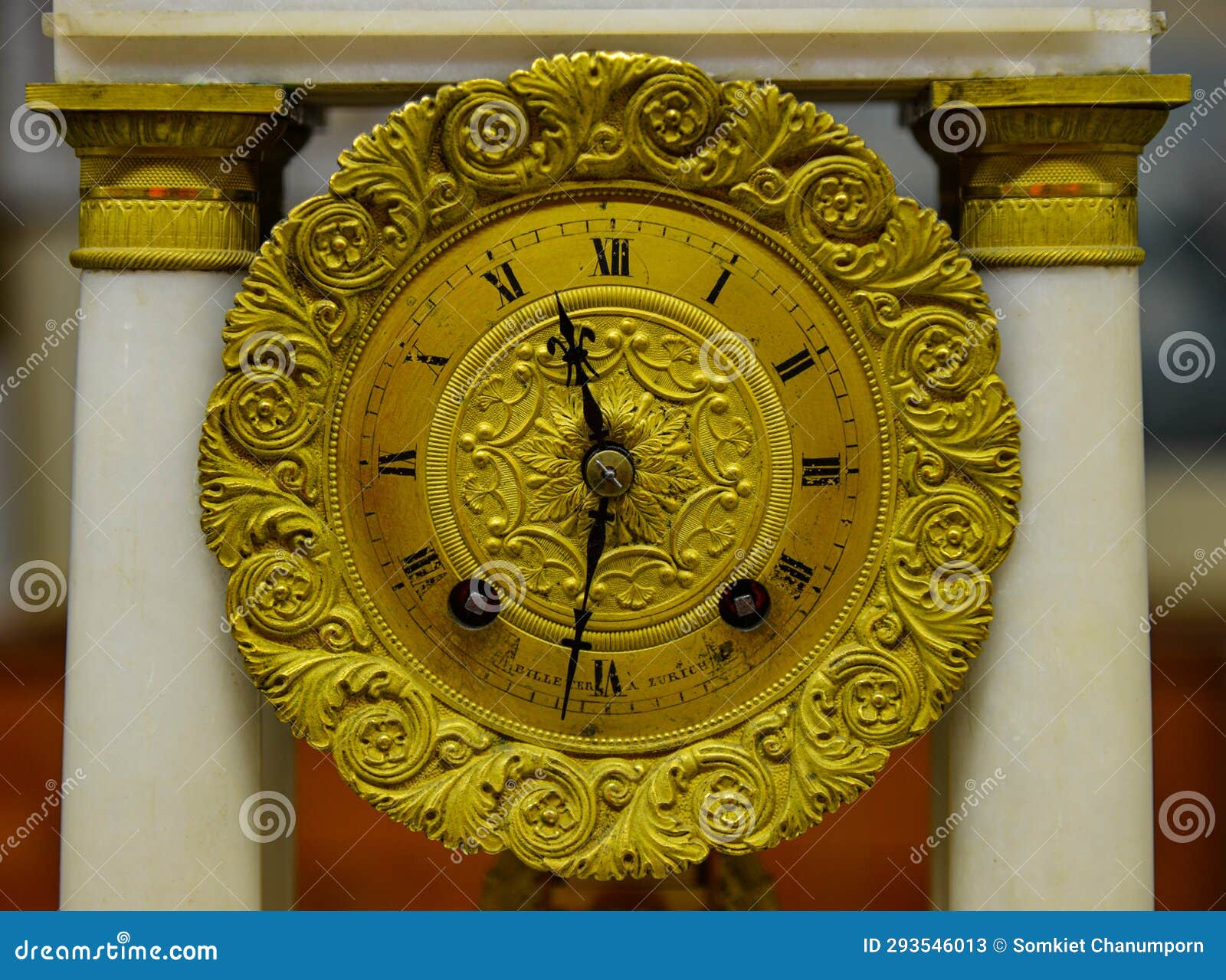 The Antique Gold Clock Has a Beautiful Pattern Stock Image - Image of ...