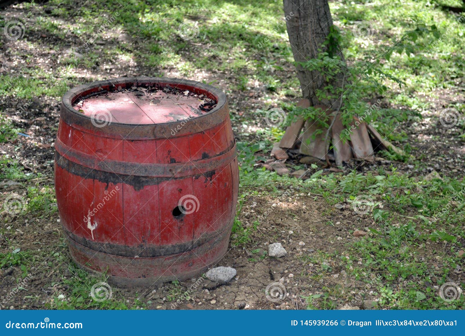 Antique red wooden barrel stock photo. Image of carriage - 145939266