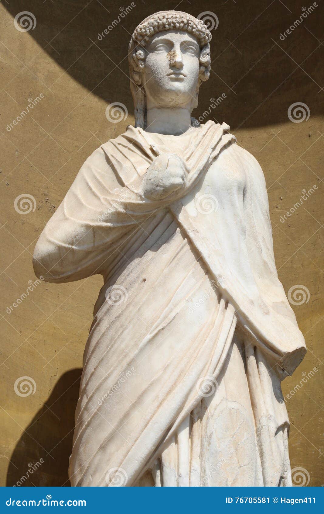 Antique statue editorial photo. Image of believer, pontifical - 76705581