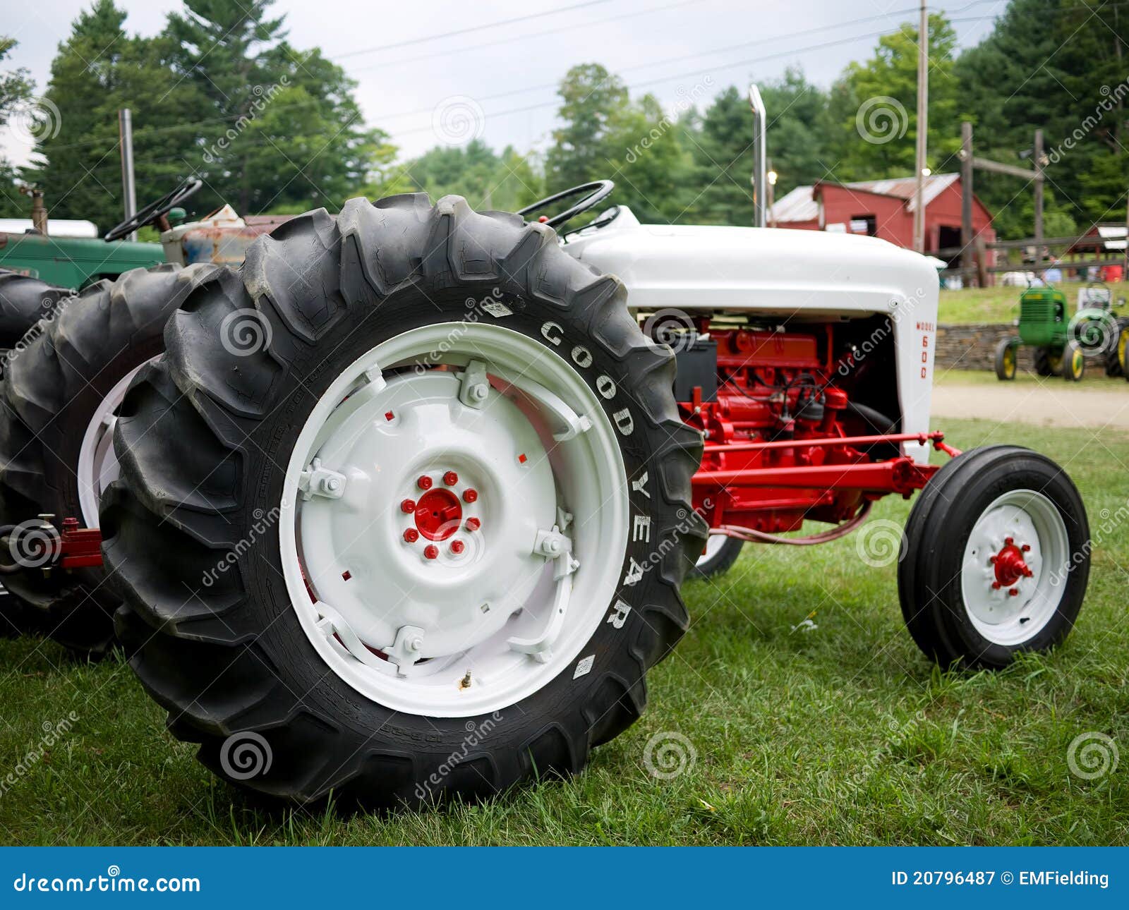 Antique Tractors editorial photography. Image of green - 20796487