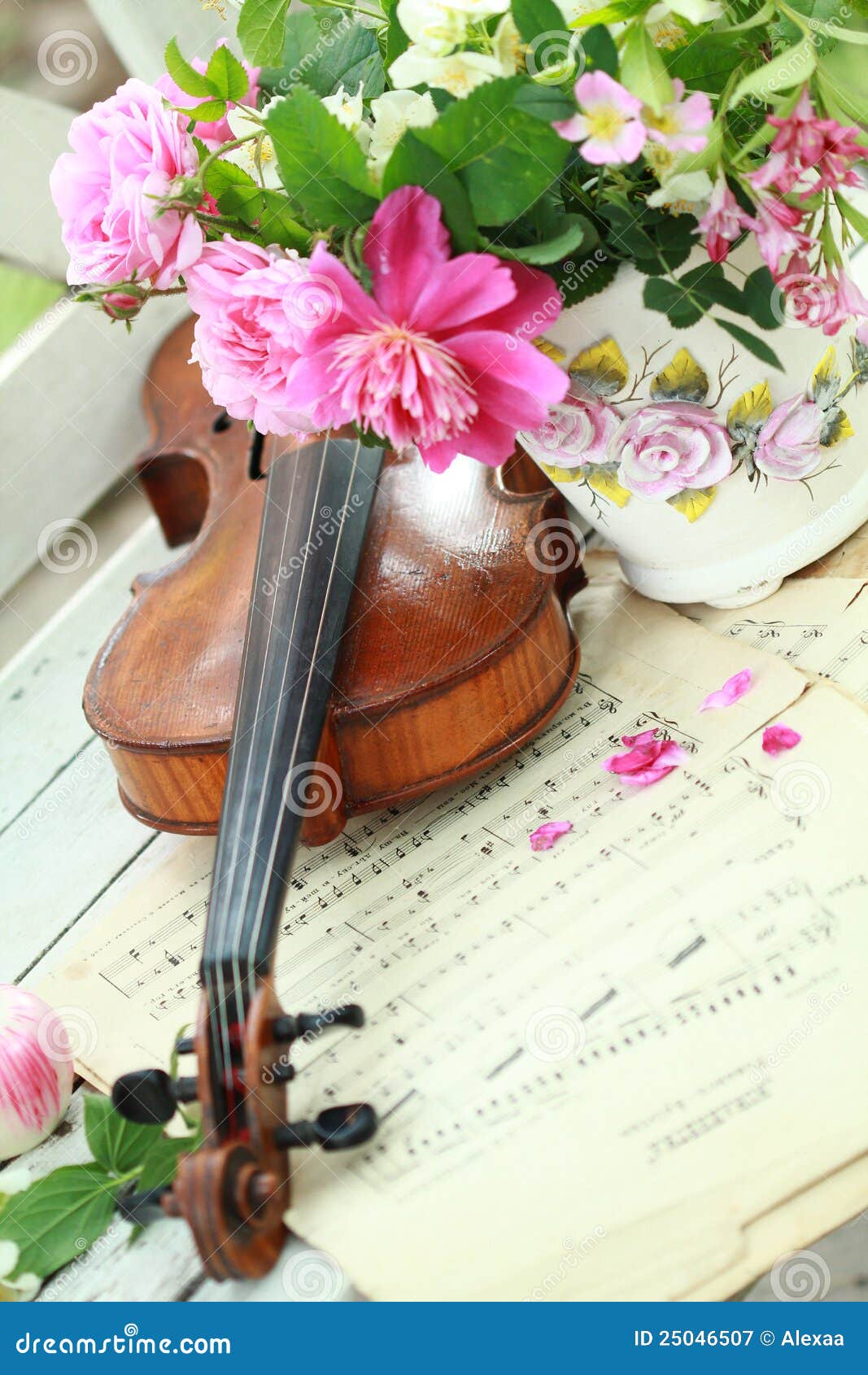 Antique Violin, Notes and Spring Bouquet Stock Image - Image of shot ...