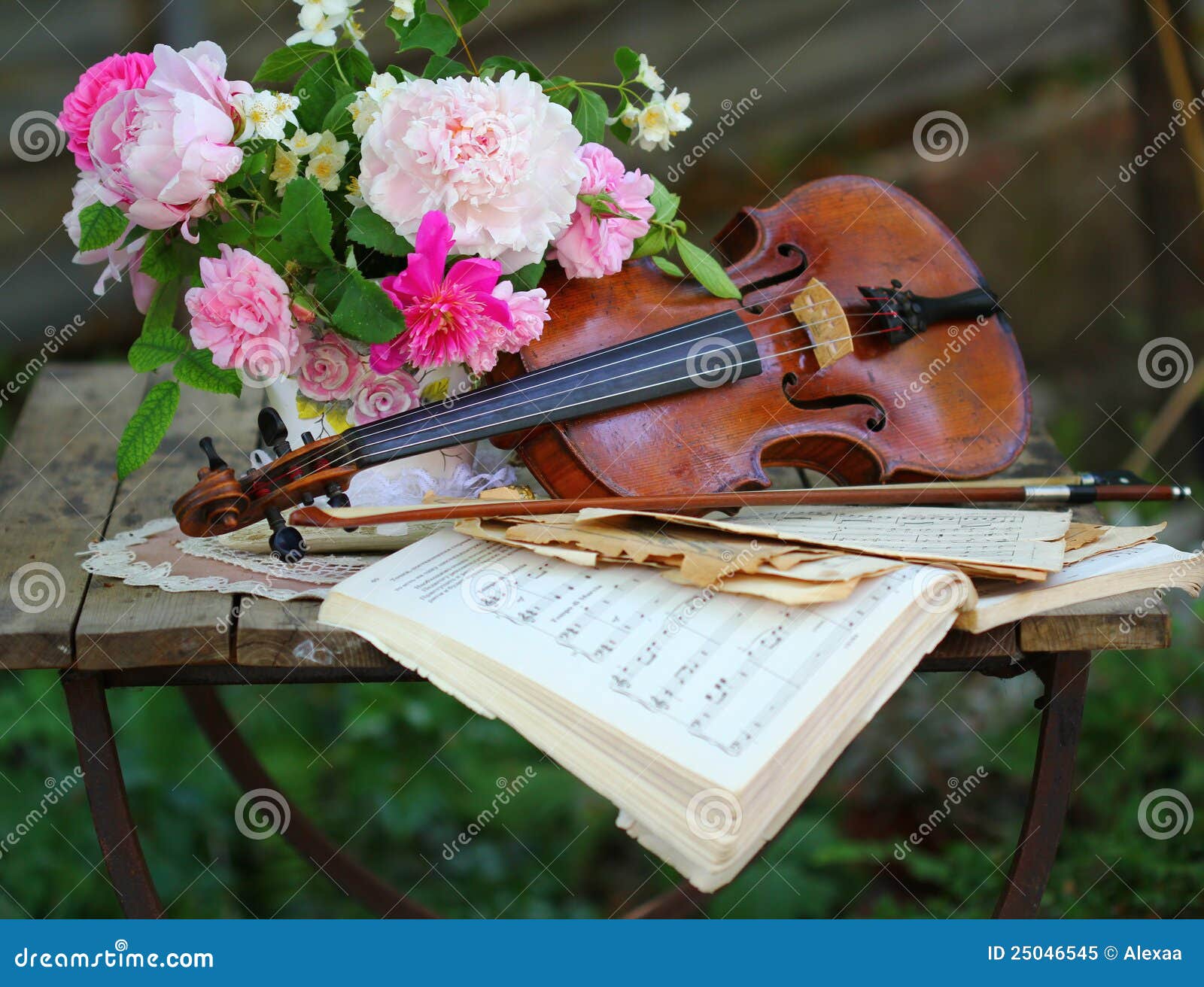 Antique Violin, Notes and Spring Bouquet Stock Image - Image of ...