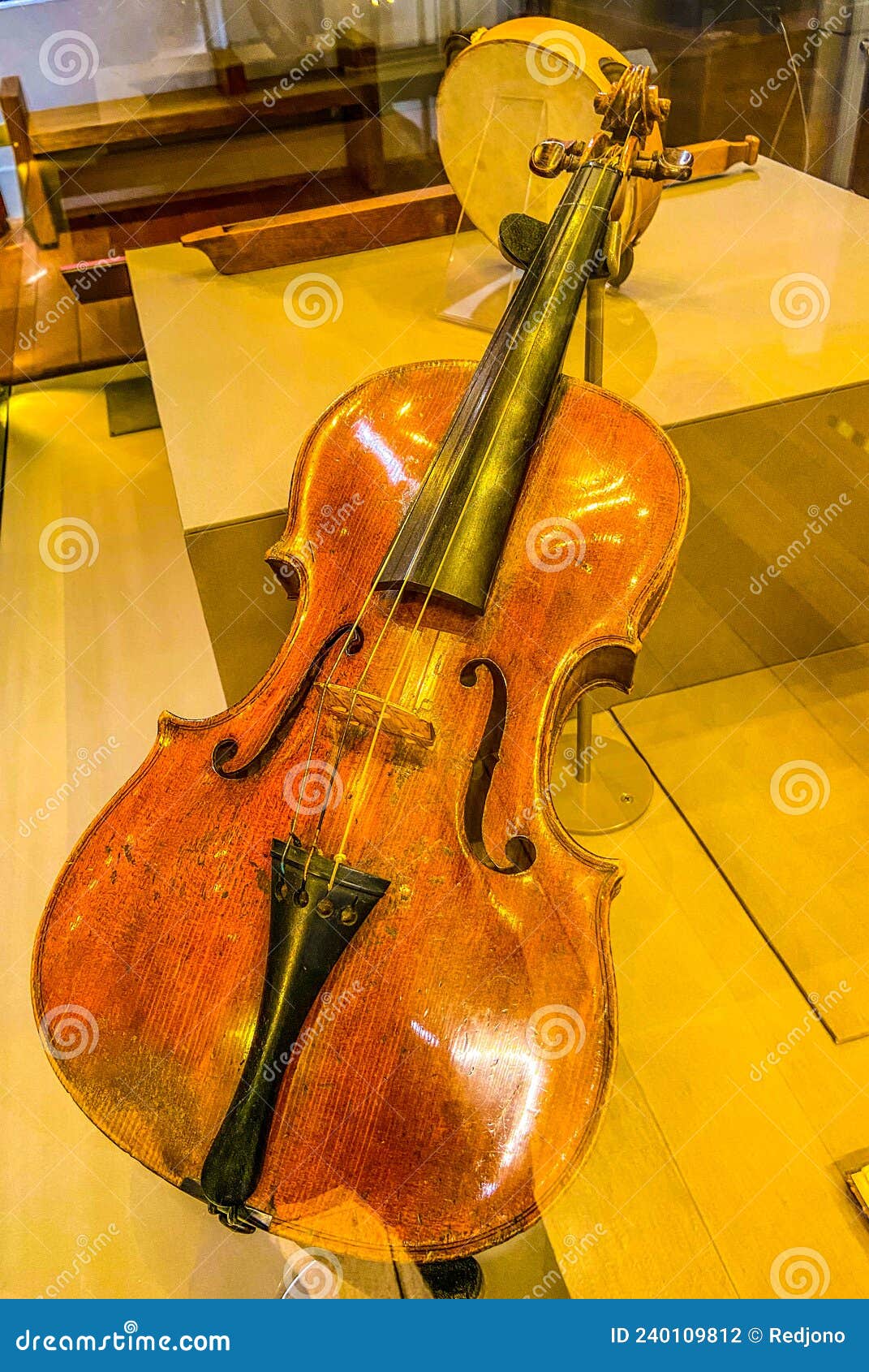 Antique Violin editorial photography. Image of harmony - 240109812