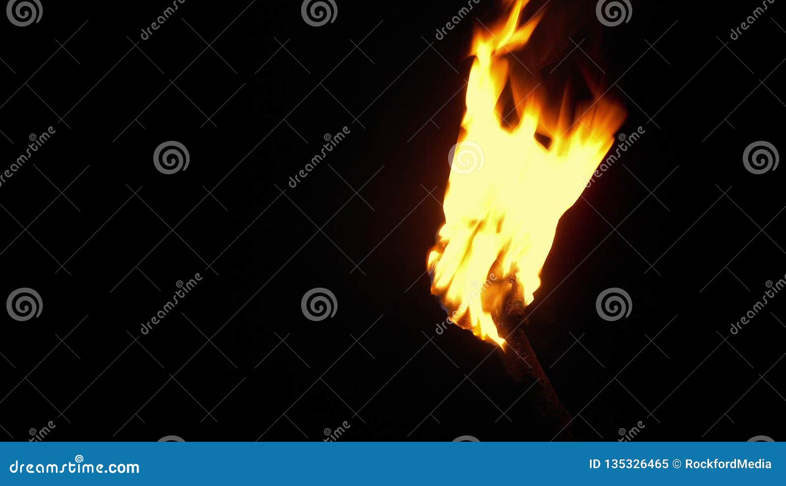 Antorcha El Flamear En El Edificio En La Noche Almacen De Video - Vídeo ...