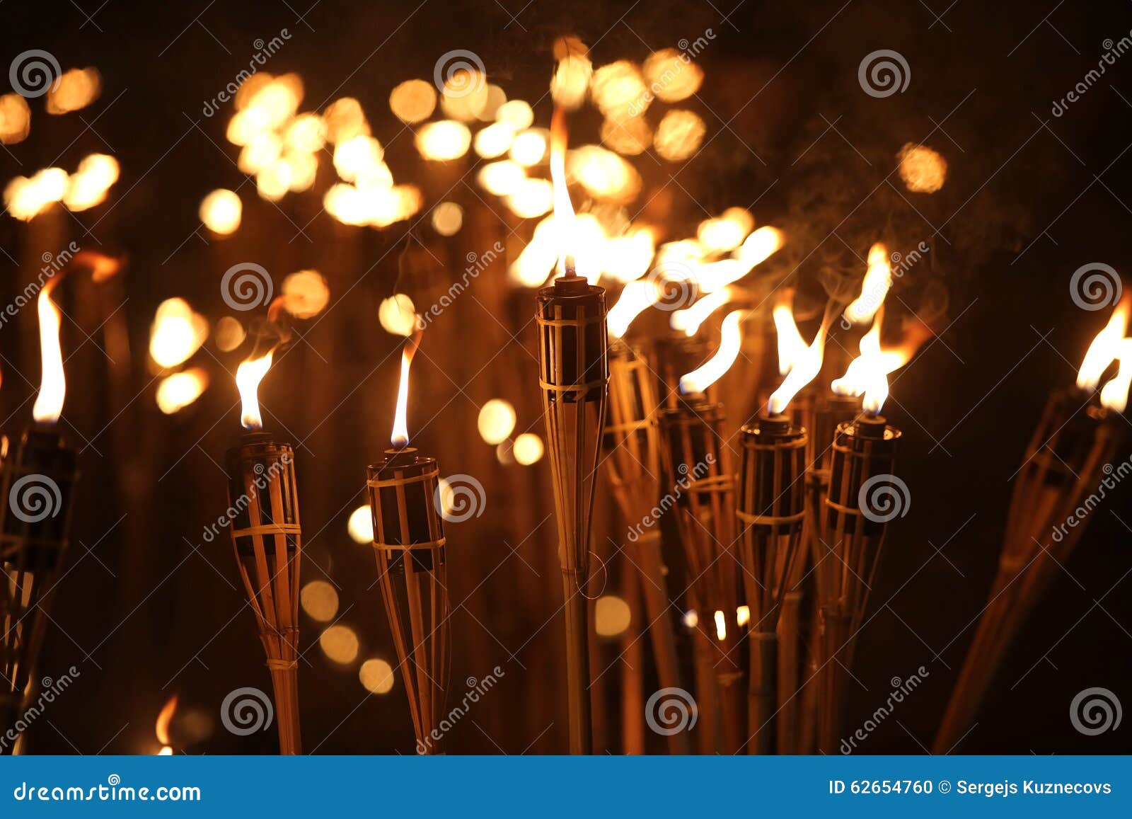 Antorchas en la noche foto de archivo. Imagen de yarda - 62654760
