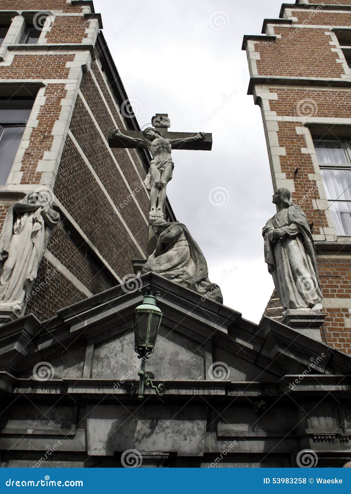 Antsy 库存照片. 图片 包括有 视窗, 教会, 屋顶, 云彩, 比利时, 市场, 大教堂, 欧洲 - 53983258