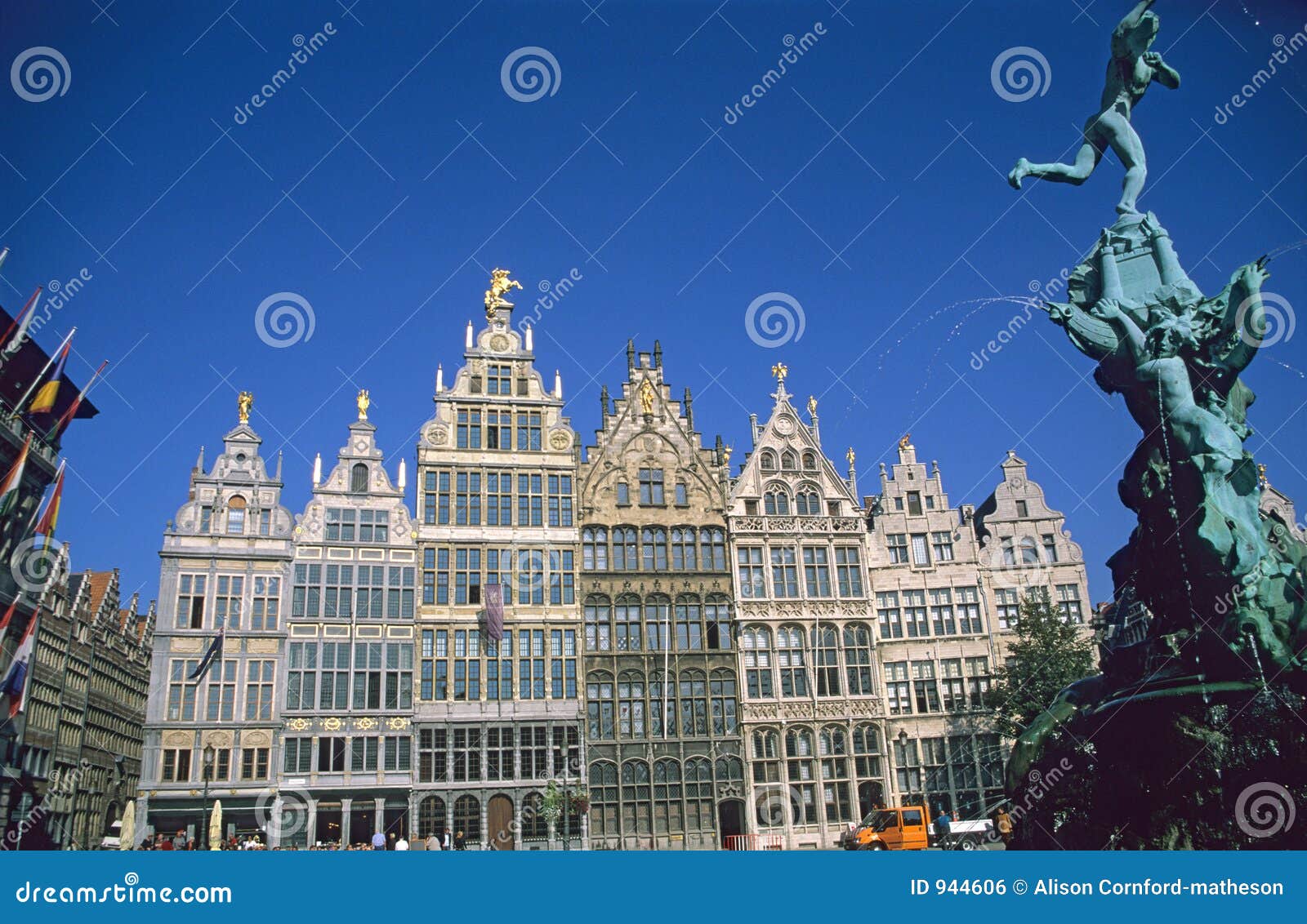 Antwerpen-Rathausplatz stockfoto. Bild von statue, stadt - 944606