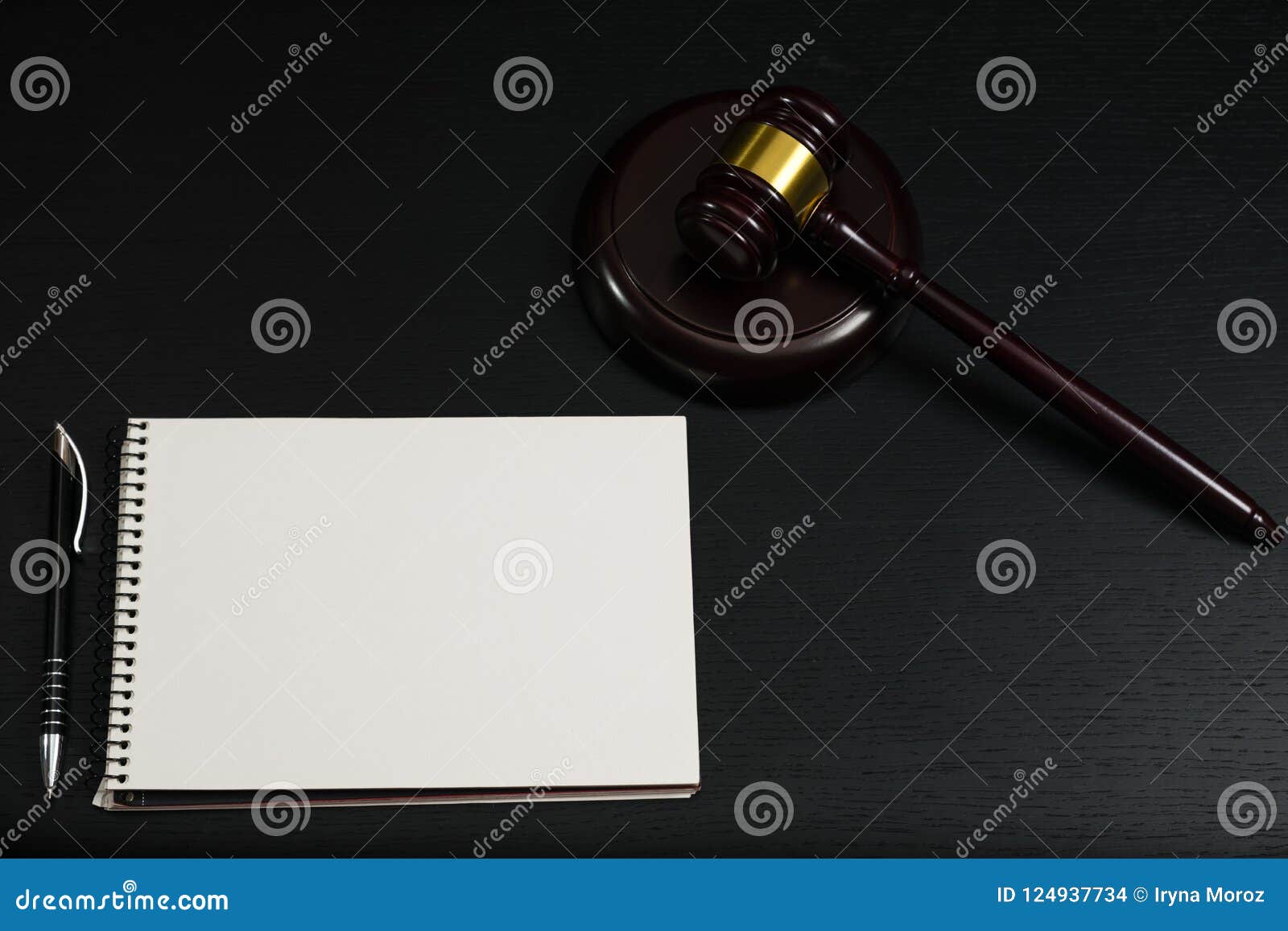 Anule O Livro Aberto Com Martelo Foto de Stock - Imagem de gabela ...