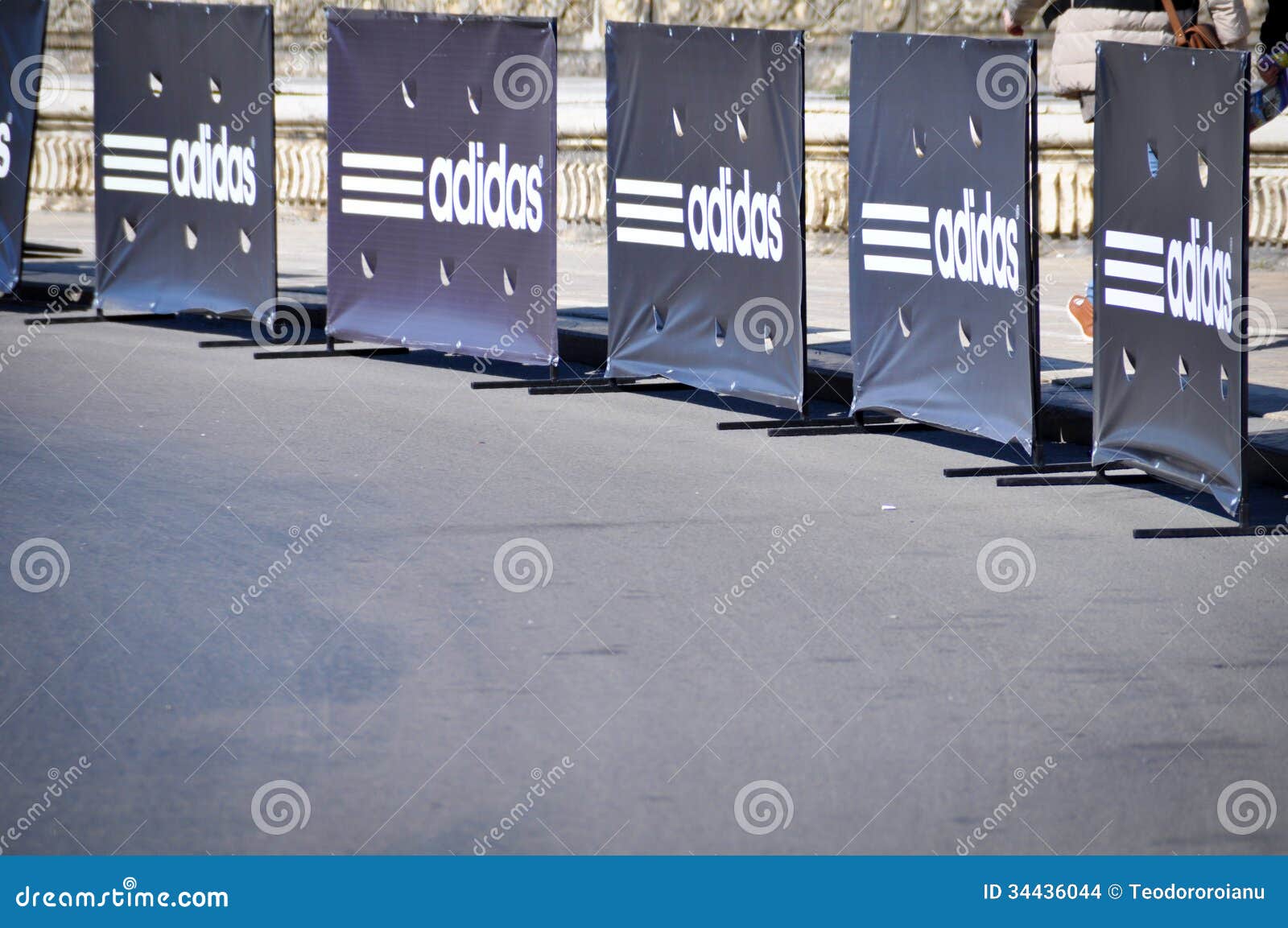 Anuncios Publicitarios De Adidas Imagen de archivo editorial - Imagen ...