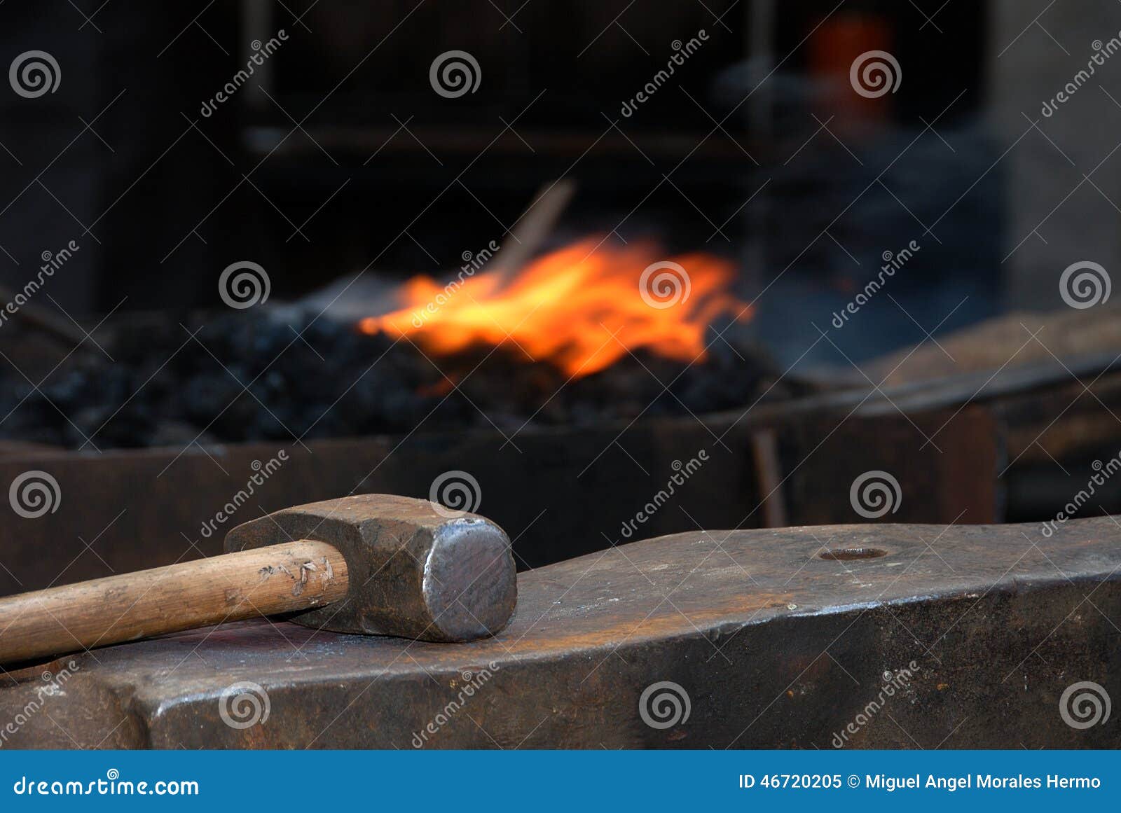 Anvil and hammer stock image. Image of heavy, craft, ironwork - 46720205
