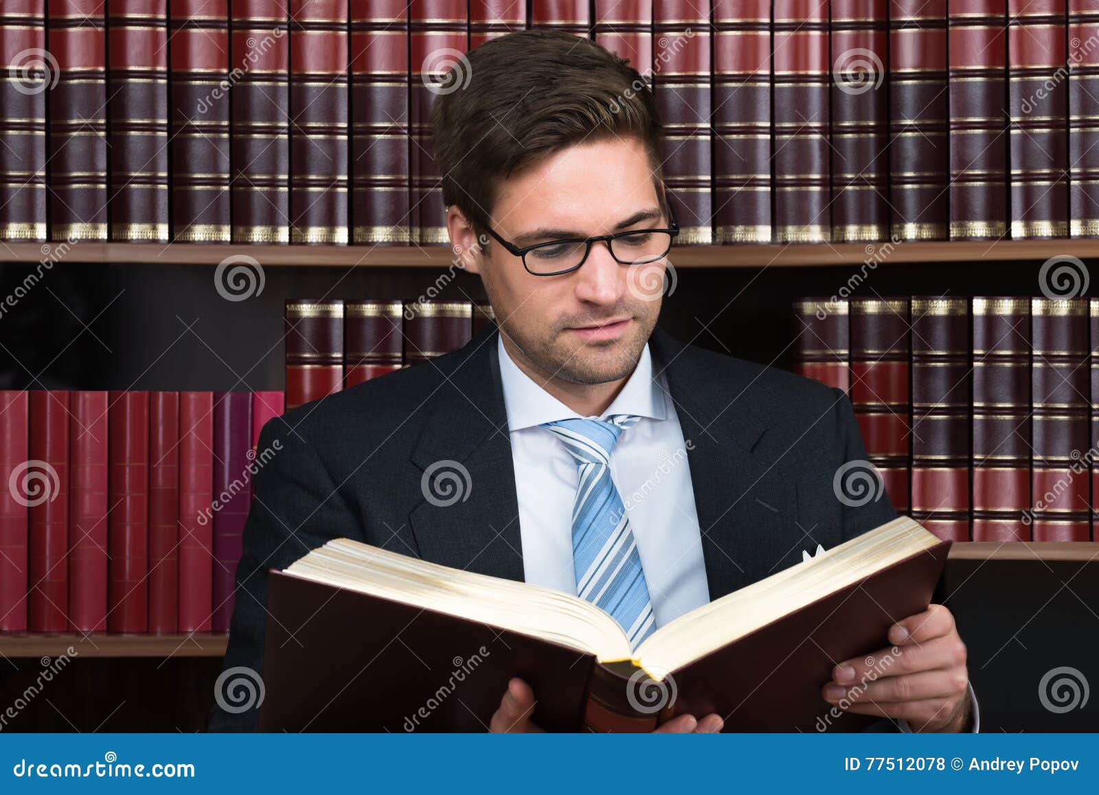 Anwalt-Reading Book at-Gerichtssaal Stockfoto - Bild von person ...