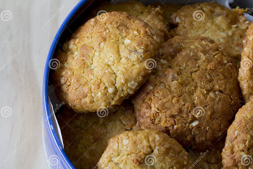 Anzac Biscuits en una lata foto de archivo. Imagen de anzac - 50845010