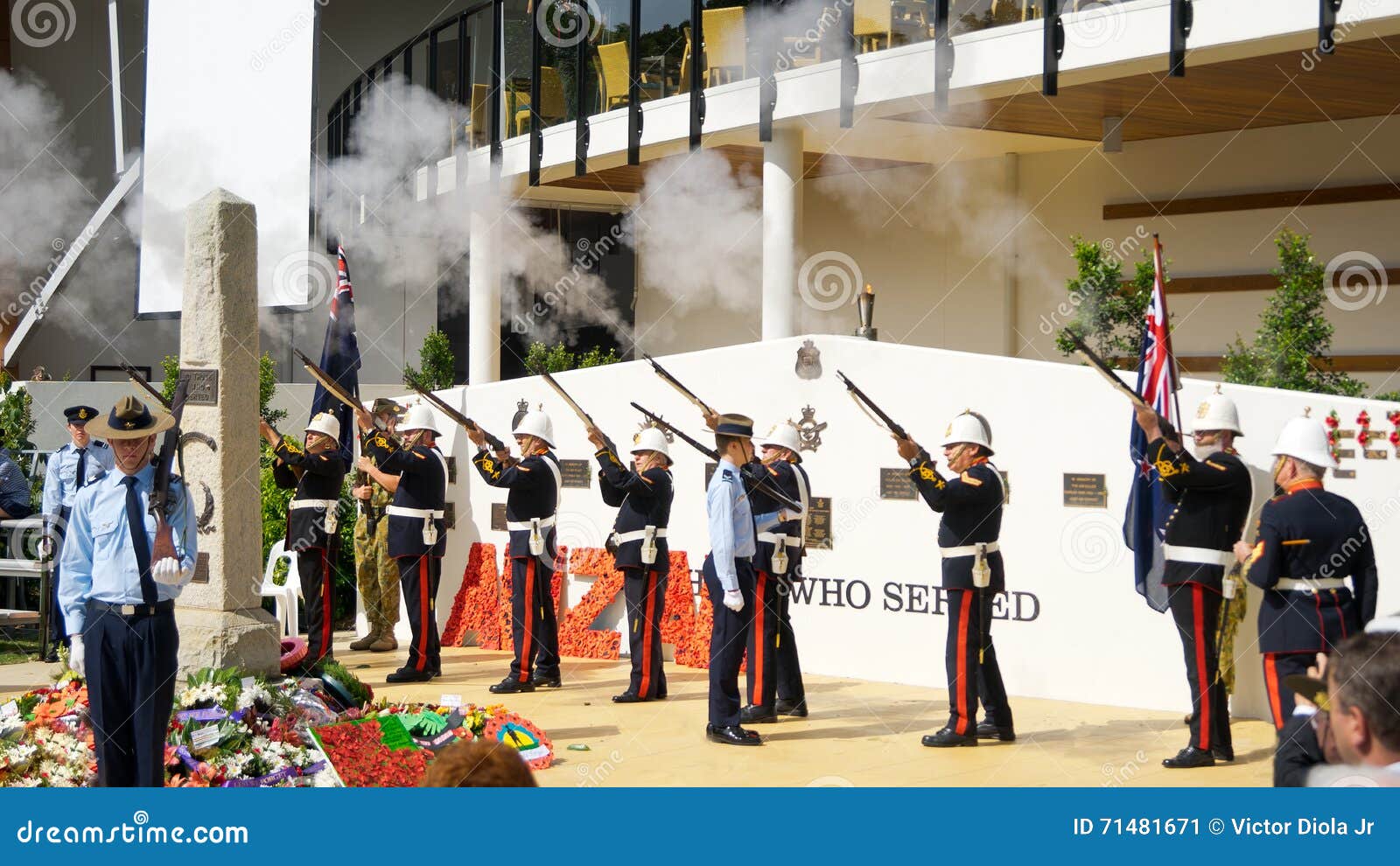 Anzac Day Rifle Salute photo éditorial. Image du exécuter - 71481671