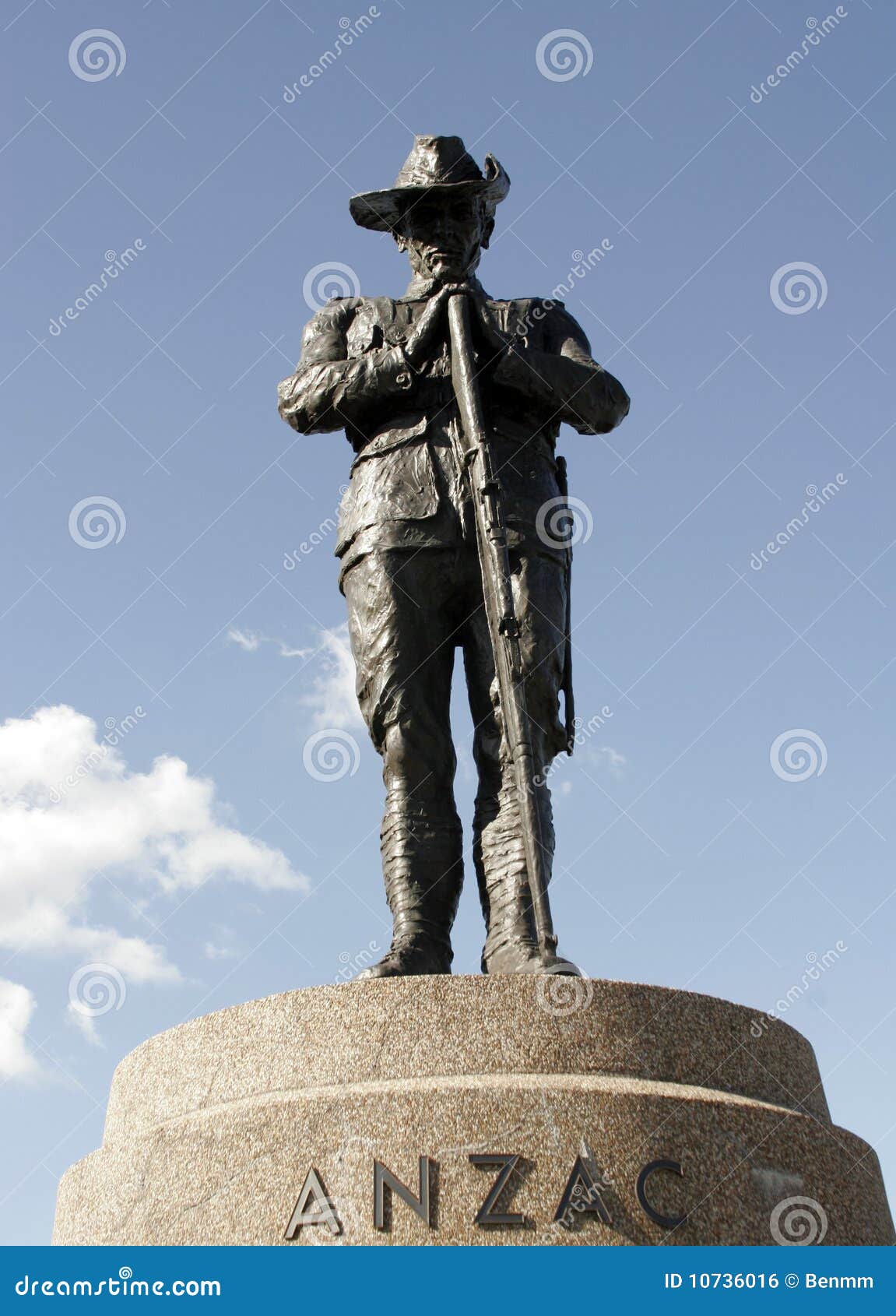 Anzac digger statue editorial photo. Image of history - 10736016
