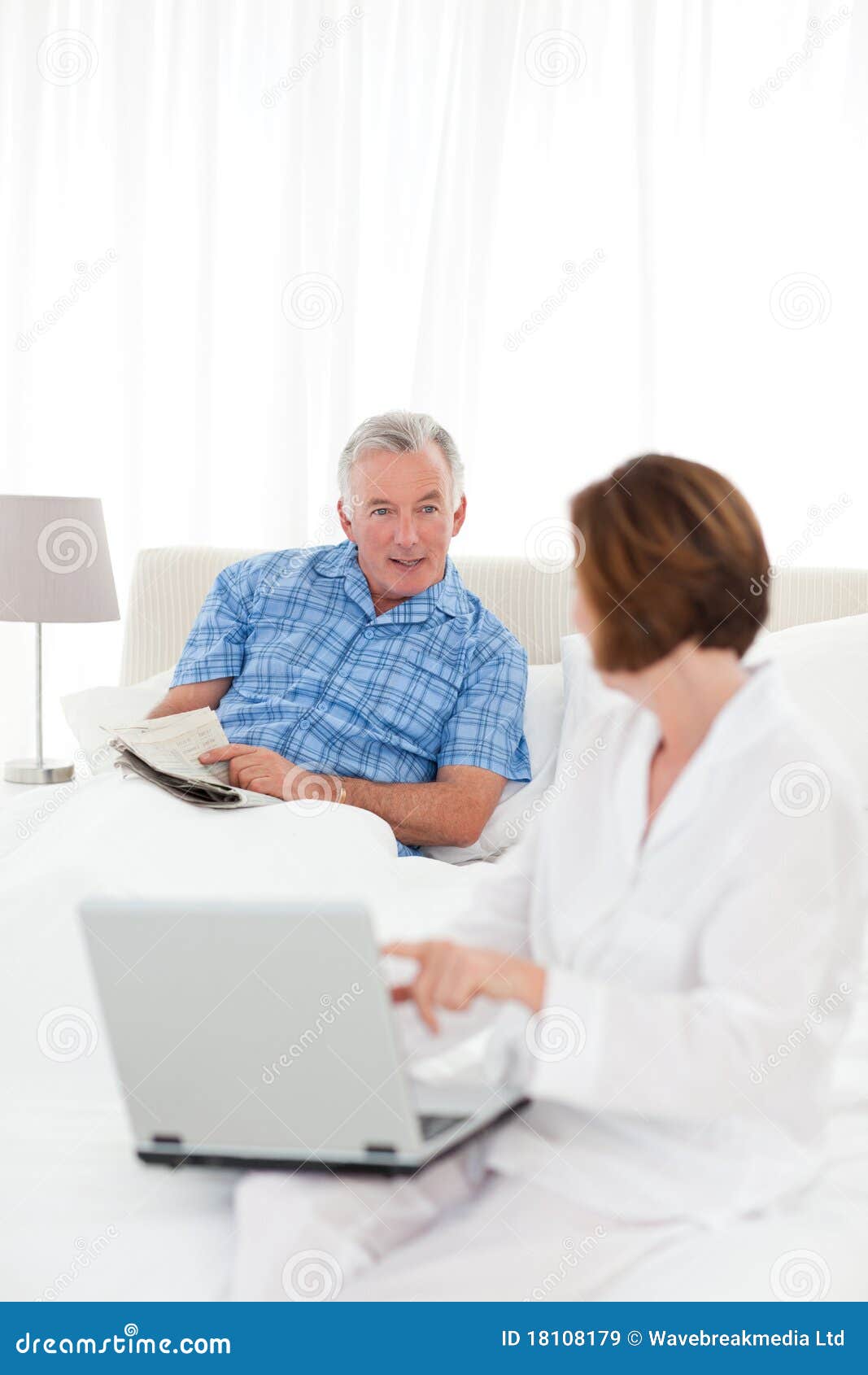 Anziani Che Comunicano Nella Base Immagine Stock - Immagine di stanza ...