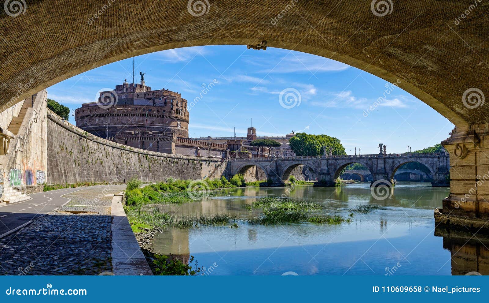 Ao Longo Do Rio De Tibre Em Roma Foto de Stock - Imagem de ensolarado ...