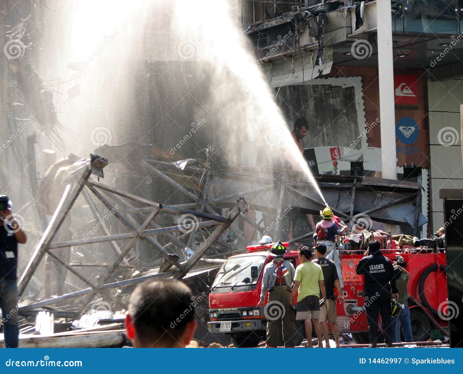 Apagar el fuego fotografía editorial. Imagen de quemadura - 14462997
