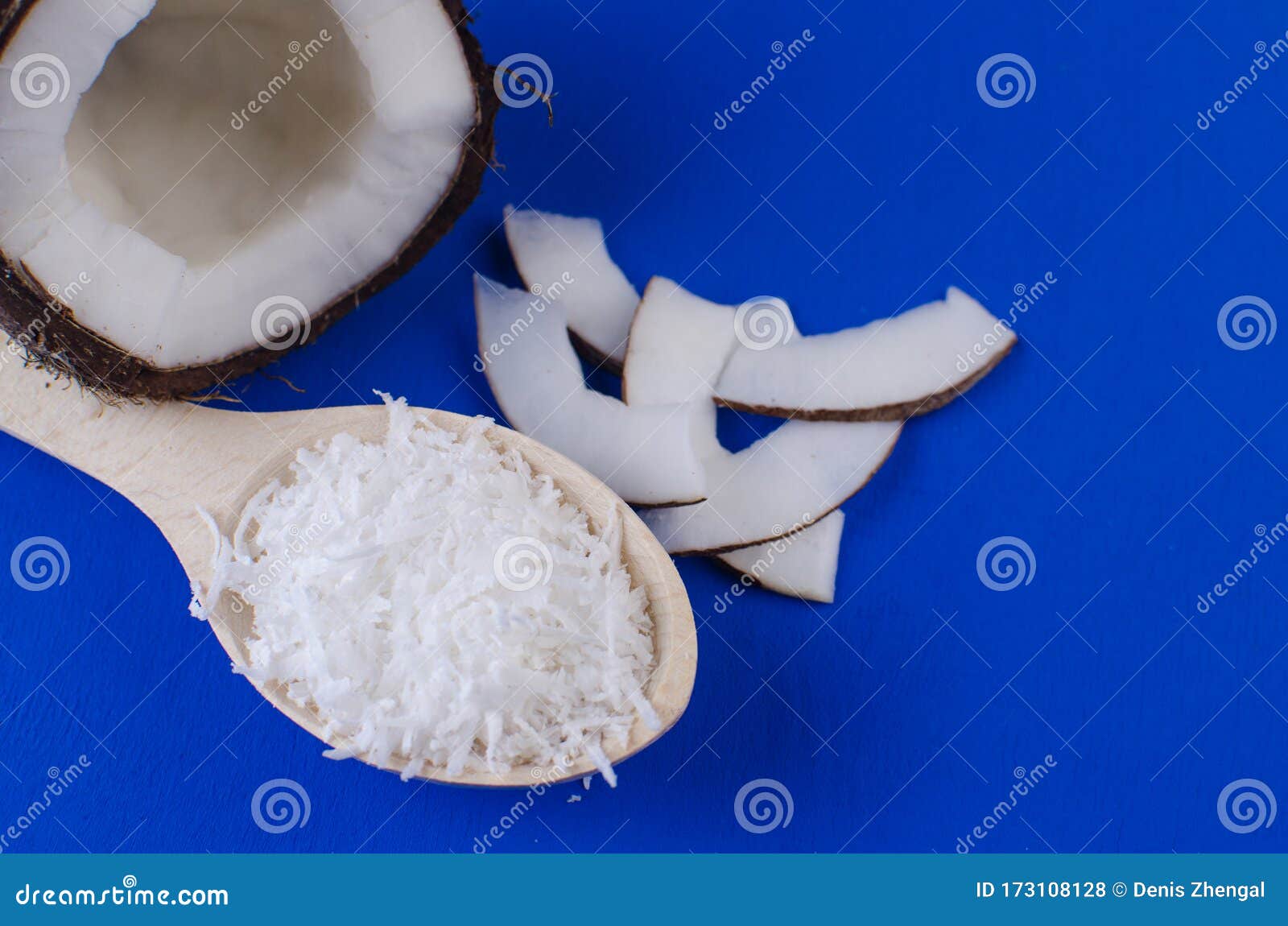 Aparas De Coco E Lascas De Coco Em Fiapos, Em Fundo Azul . Foto de ...