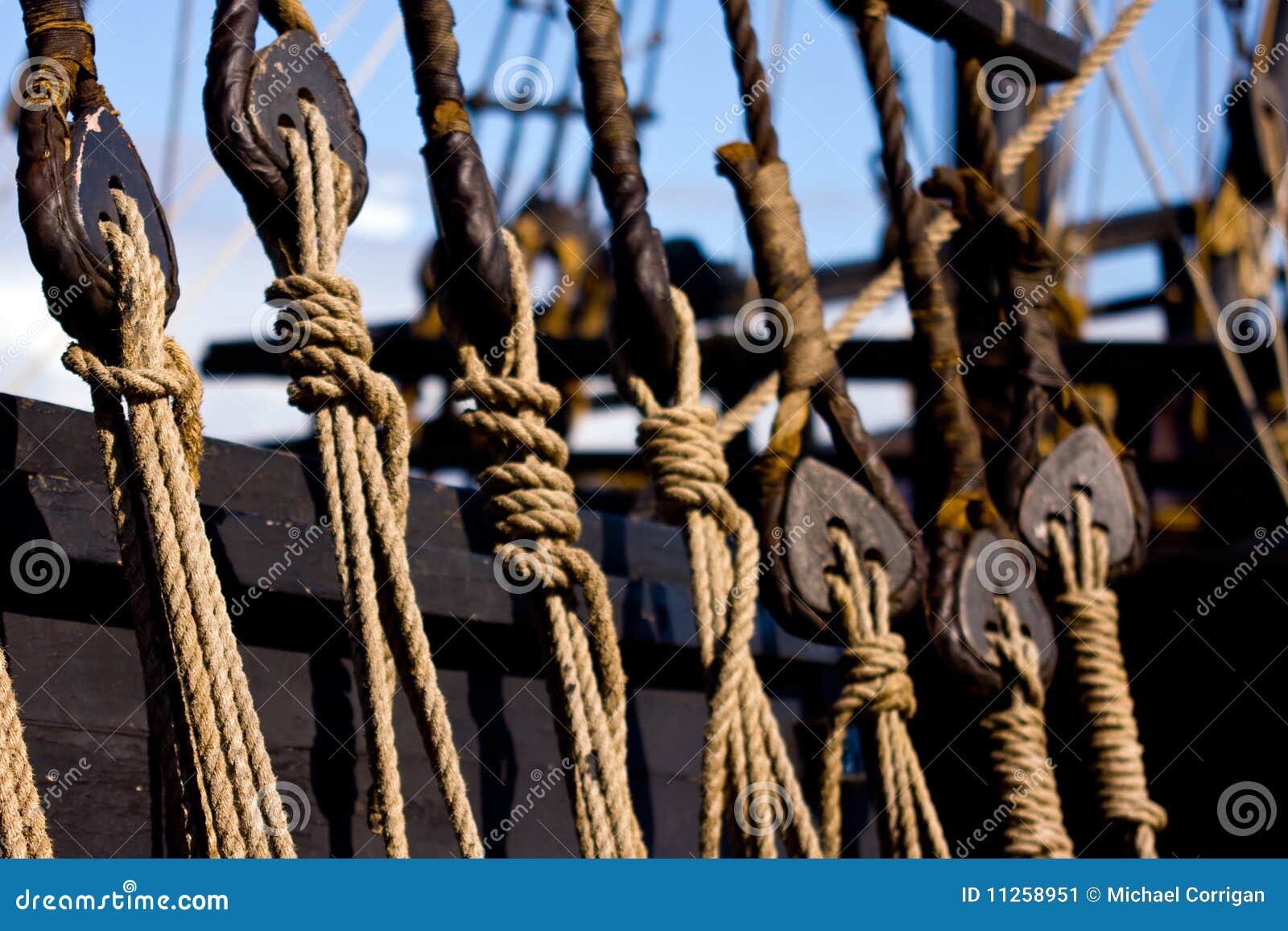 Aparejo De La Cuerda En Un Barco De Madera Imagen de archivo - Imagen ...