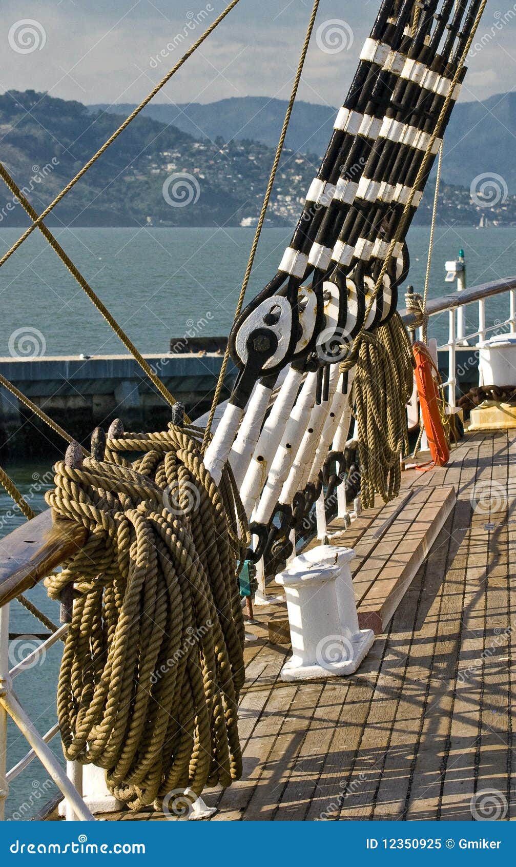 Aparejo del Schooner imagen de archivo. Imagen de vela - 12350925