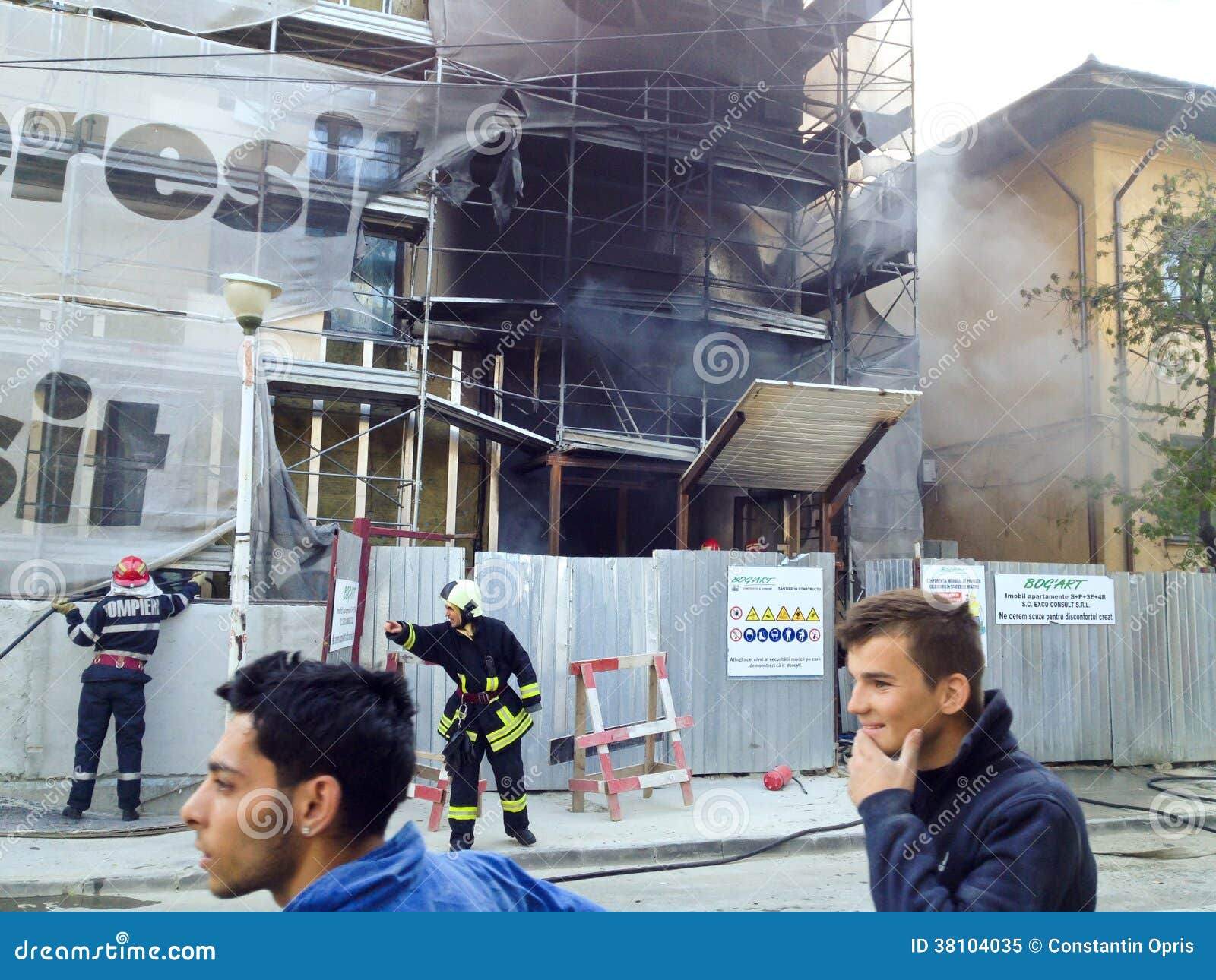 Apartment building burning editorial image. Image of fire - 38104035