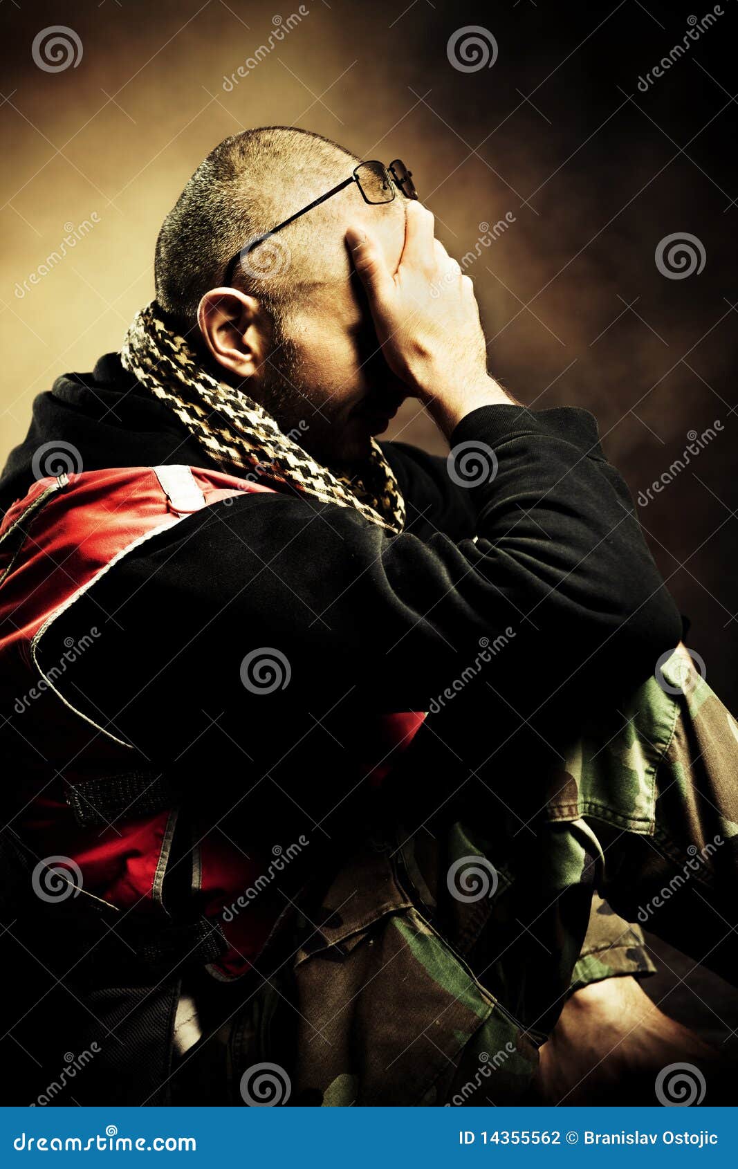 Apenado foto de archivo. Imagen de estudio, manos, oscuro - 14355562