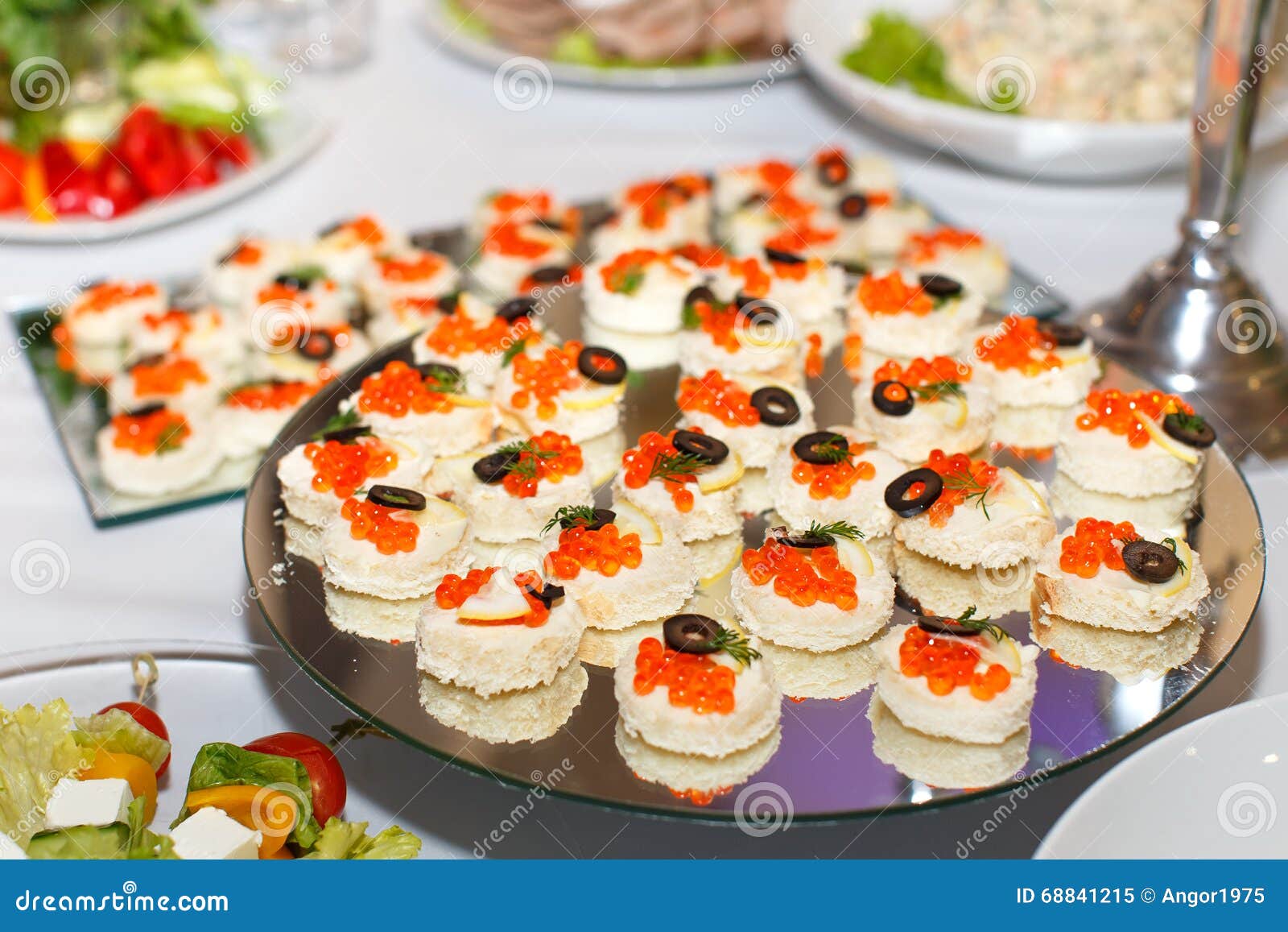 Aperitivi Con Il Caviale Rosso Su Un Piatto Dello Specchio Immagine ...