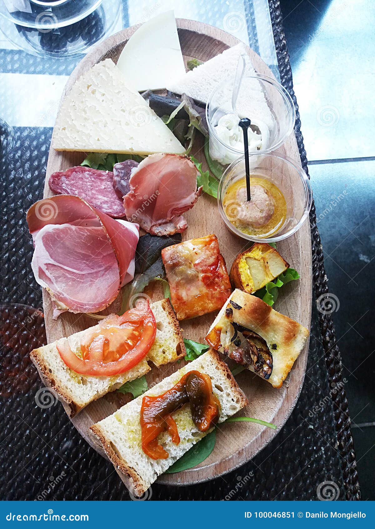 Aperitivo de Abruzos imagen de archivo. Imagen de mozarela - 100046851
