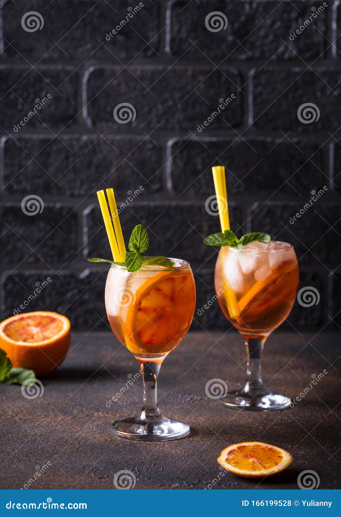 Aperol Spritz, Cocktail Italiano De Laranja Foto de Stock - Imagem de ...