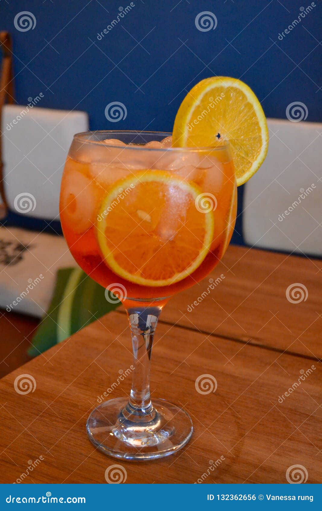 Aperol spritz la bebida foto de archivo. Imagen de sano - 132362656