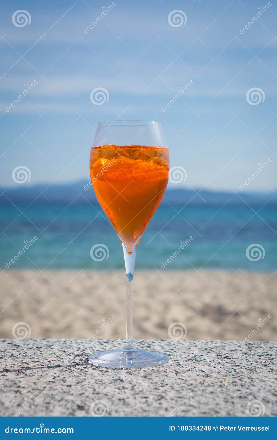 Aperol Spritz Sur Le Bord De La Mer Photo stock - Image du oranges ...