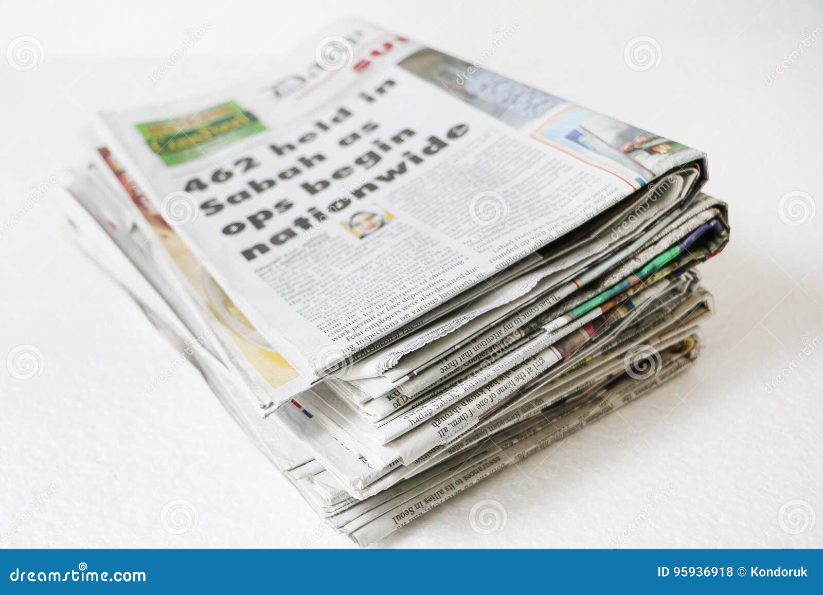 Apilado del periódico foto de archivo editorial. Imagen de borneo ...