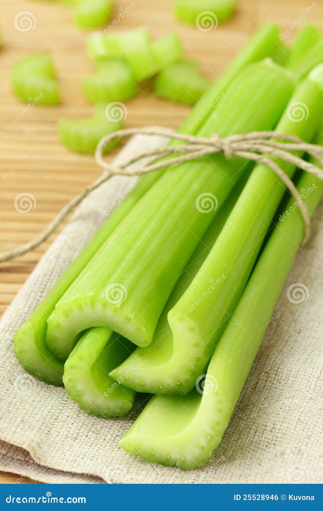 Apio verde foto de archivo. Imagen de comestibles, vegetariano - 25528946