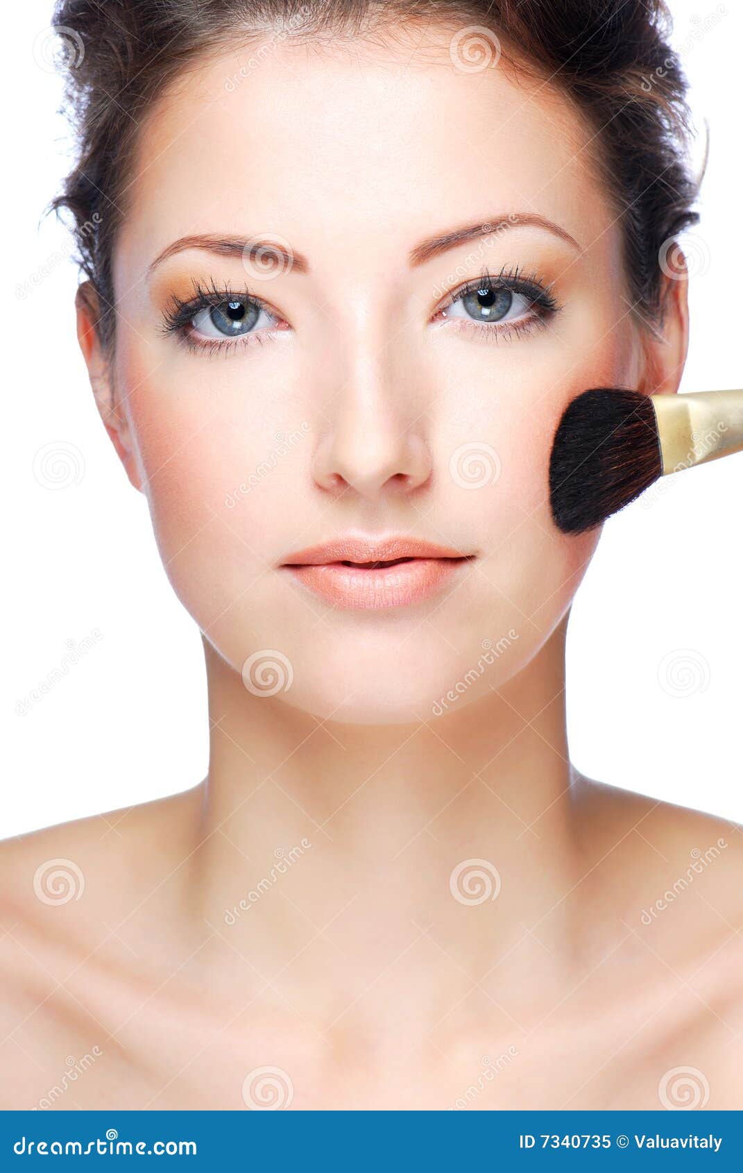 Aplicación del colorete imagen de archivo. Imagen de cara - 7340735