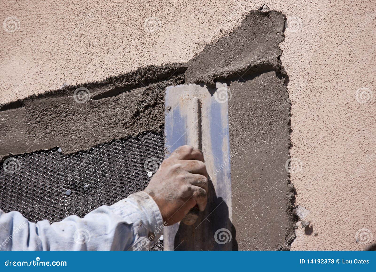 Aplicando o estuque foto de stock. Imagem de manual, estuque - 14192378