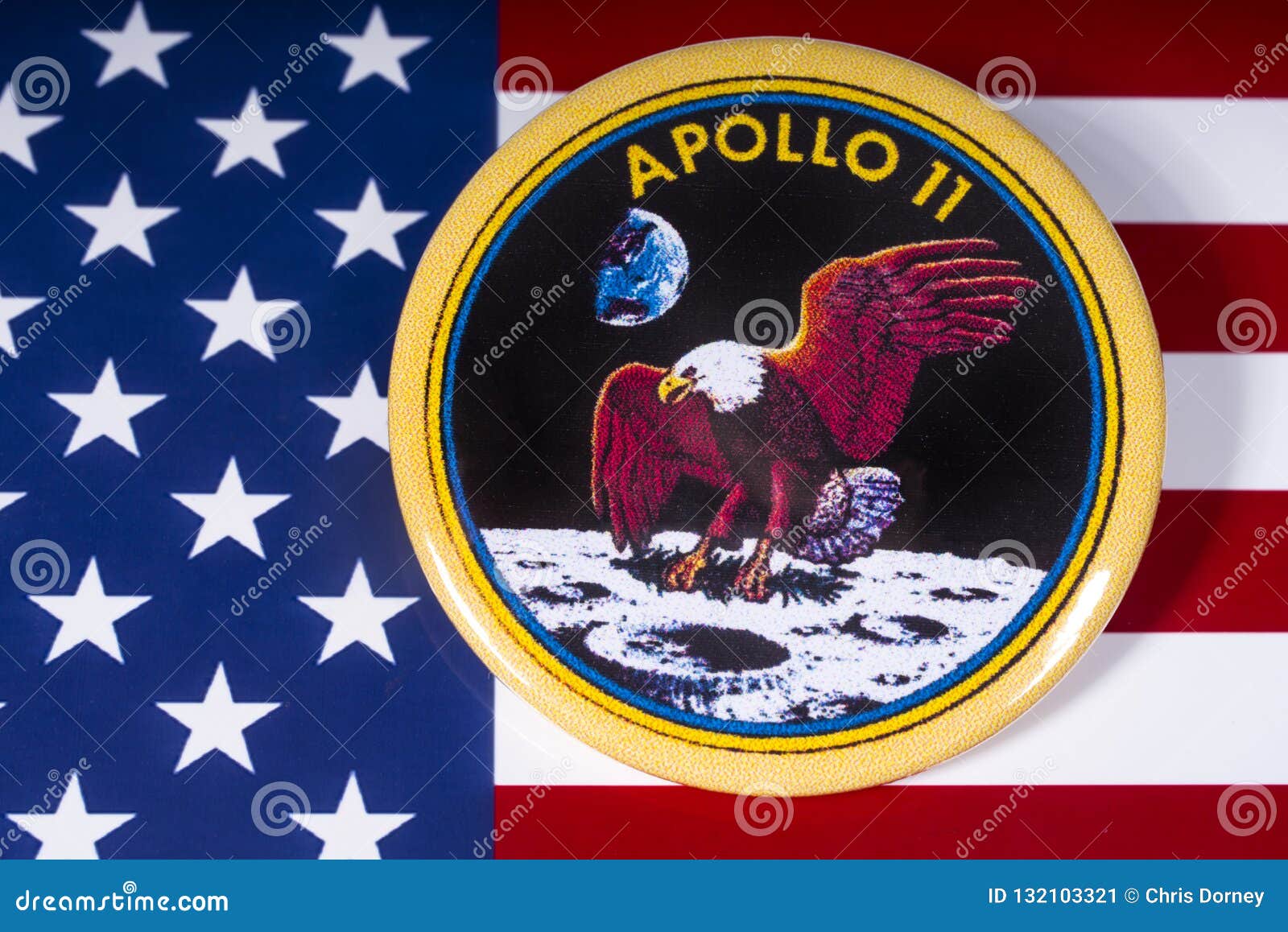 Apollo 11 Emblem Och USA Flaggan Redaktionell Bild - Bild av emblem ...