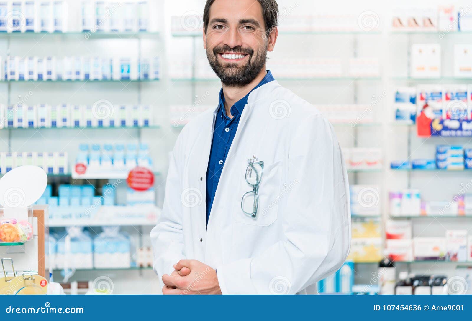 Apotheker in Der Apotheke, Die am Regal Mit Drogen Steht Stockfoto ...